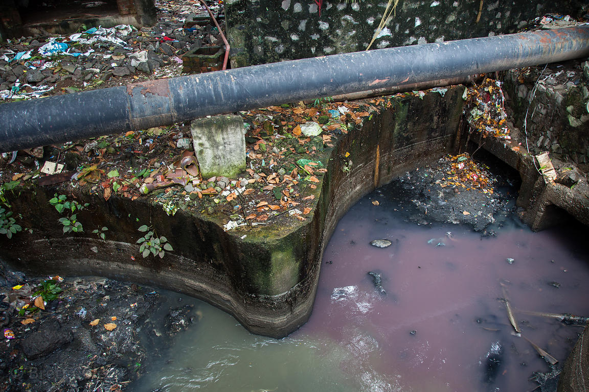 Brett Cole Photography | Foul water in the Dharavi slum, Mumbai, India ...