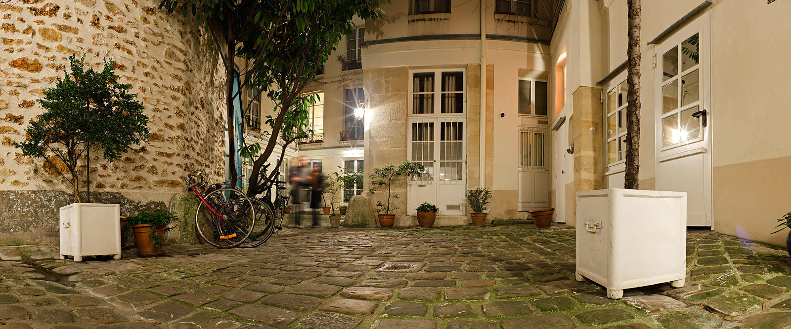 Photothèque Arnaud Frich | Cour intérieure parisienne
