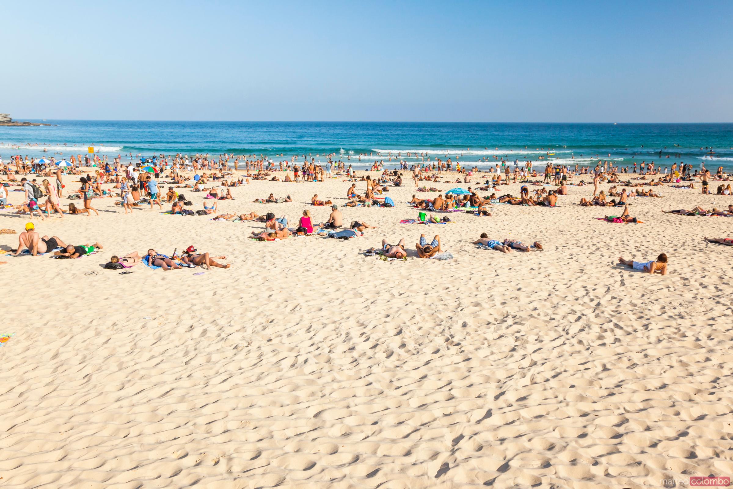 Matteo Colombo Travel Photography | Bondi beach crowded by tourists ...