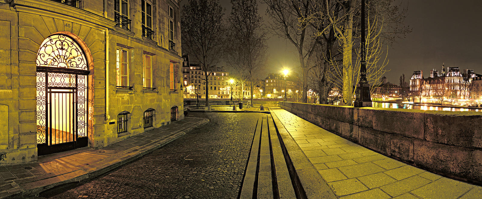 Photothèque Arnaud Frich | Rue du Quai de Bourbon de nuit, Paris