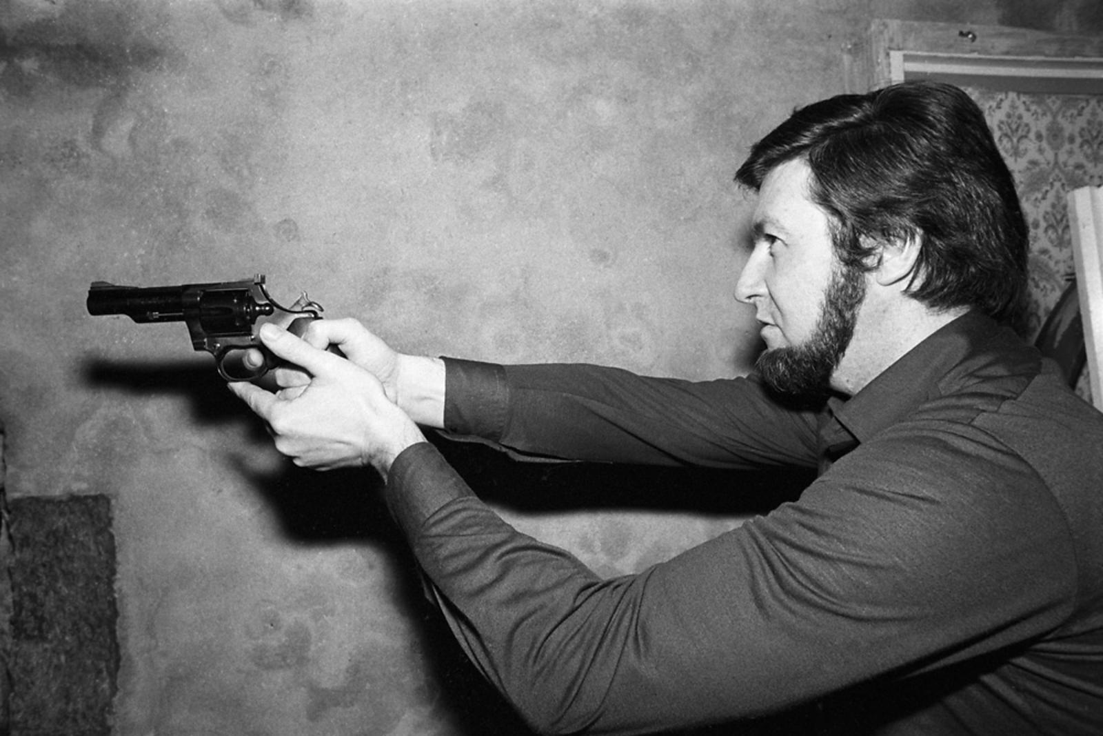 ALAIN BIZOS PHOTOGRAPHY | Jacques Mesrine (1979) - Le Chien levé ...