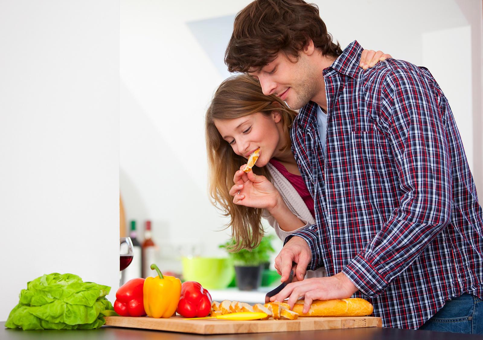 henglein&steets | fotografie | Couple cooking together in kitchen Photo