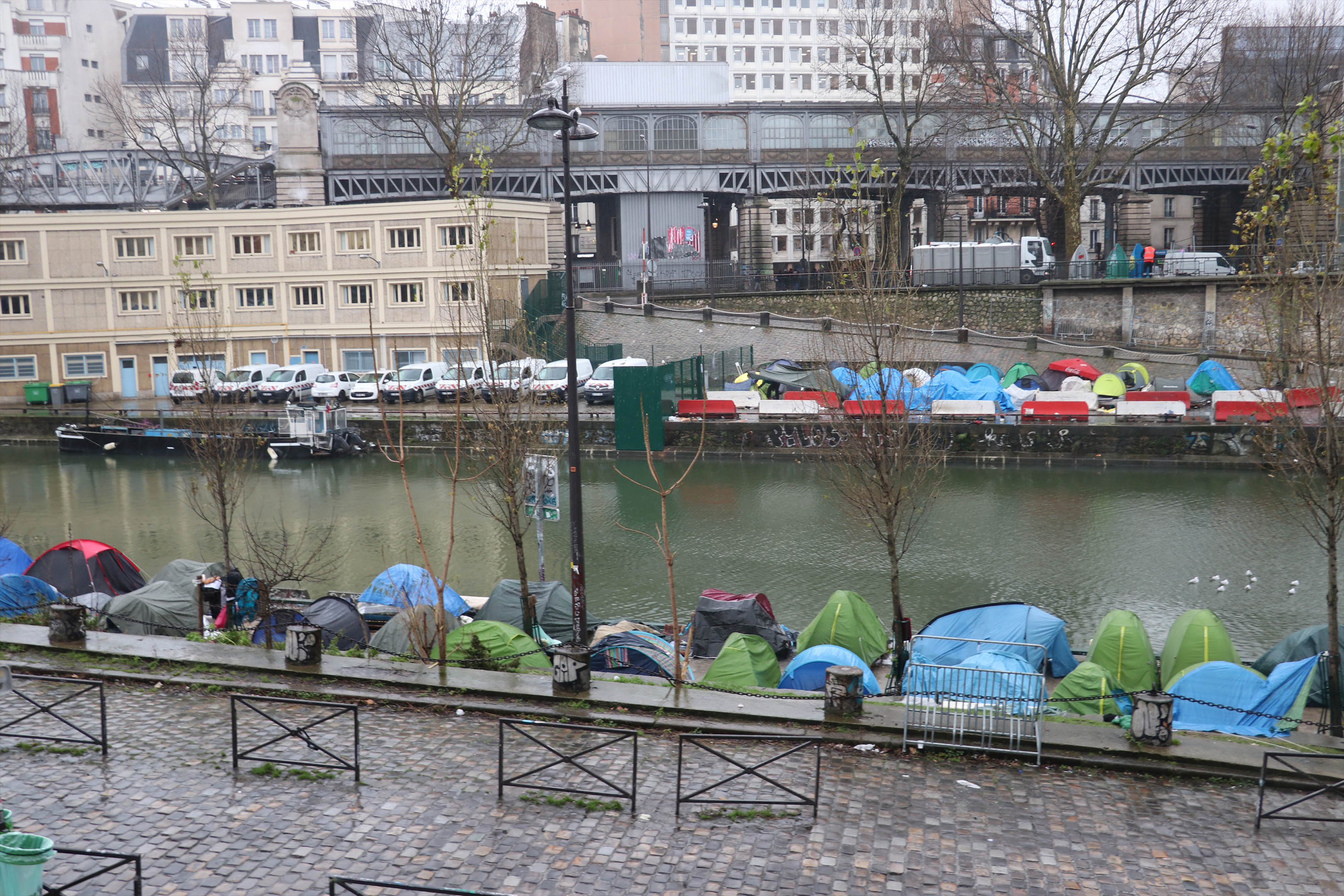 Photo Essay: Inside the refugee crisis in Paris – National Security Zone