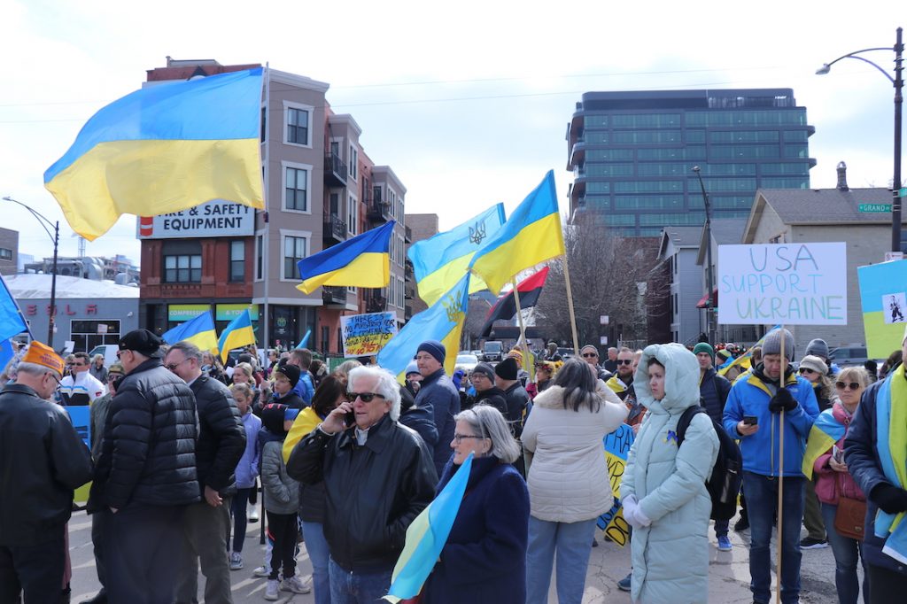 Ukrainians unite under blue and gold Chicago skyline - Medill Reports ...