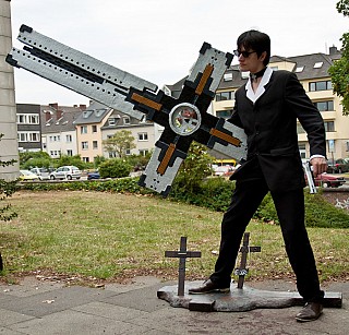 Cosplay.com - Nicholas D. Wolfwood (Figure Crosspunisher) from Trigun ...