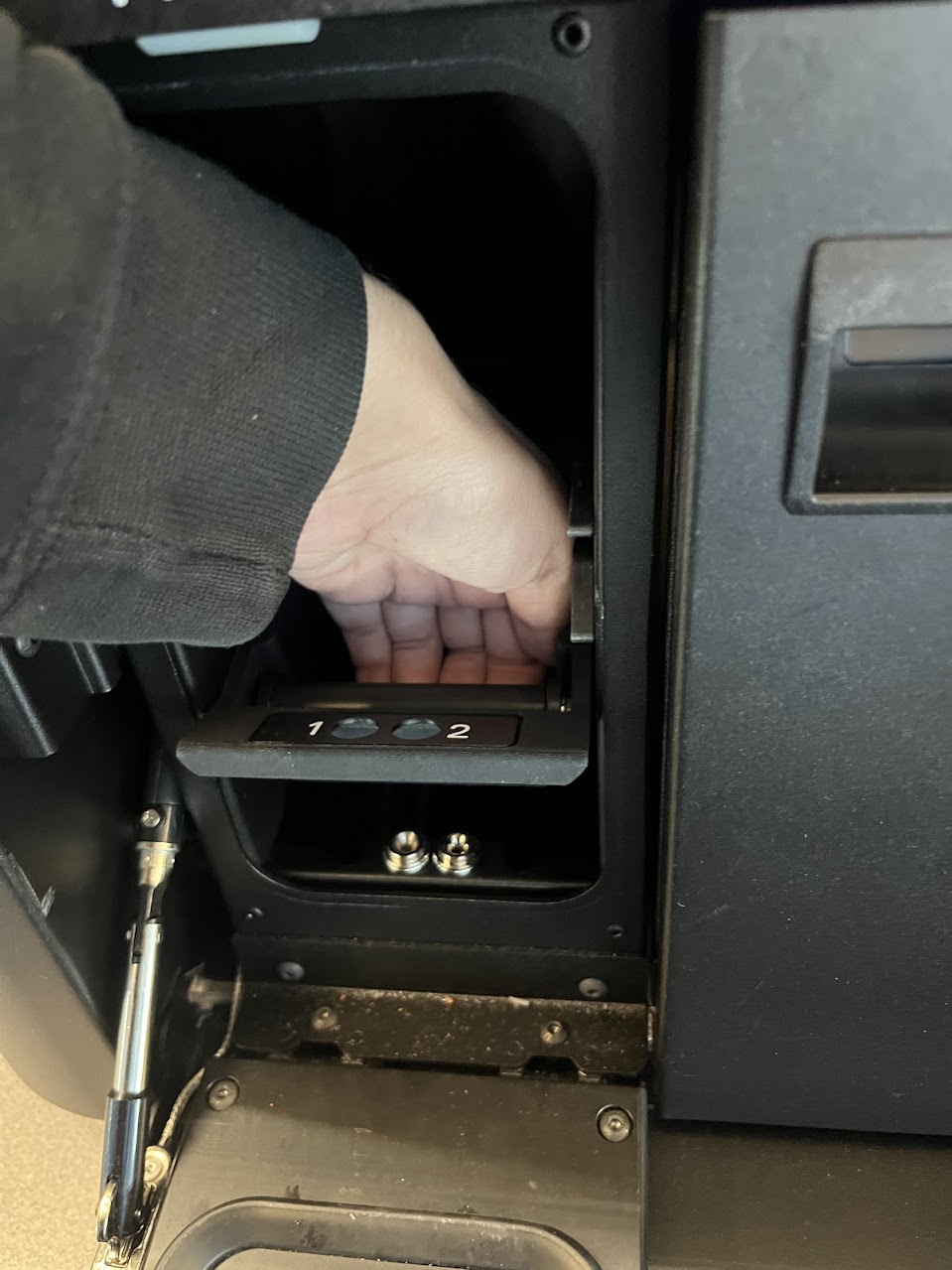 Replacing Metal Material Tubes (FX10)