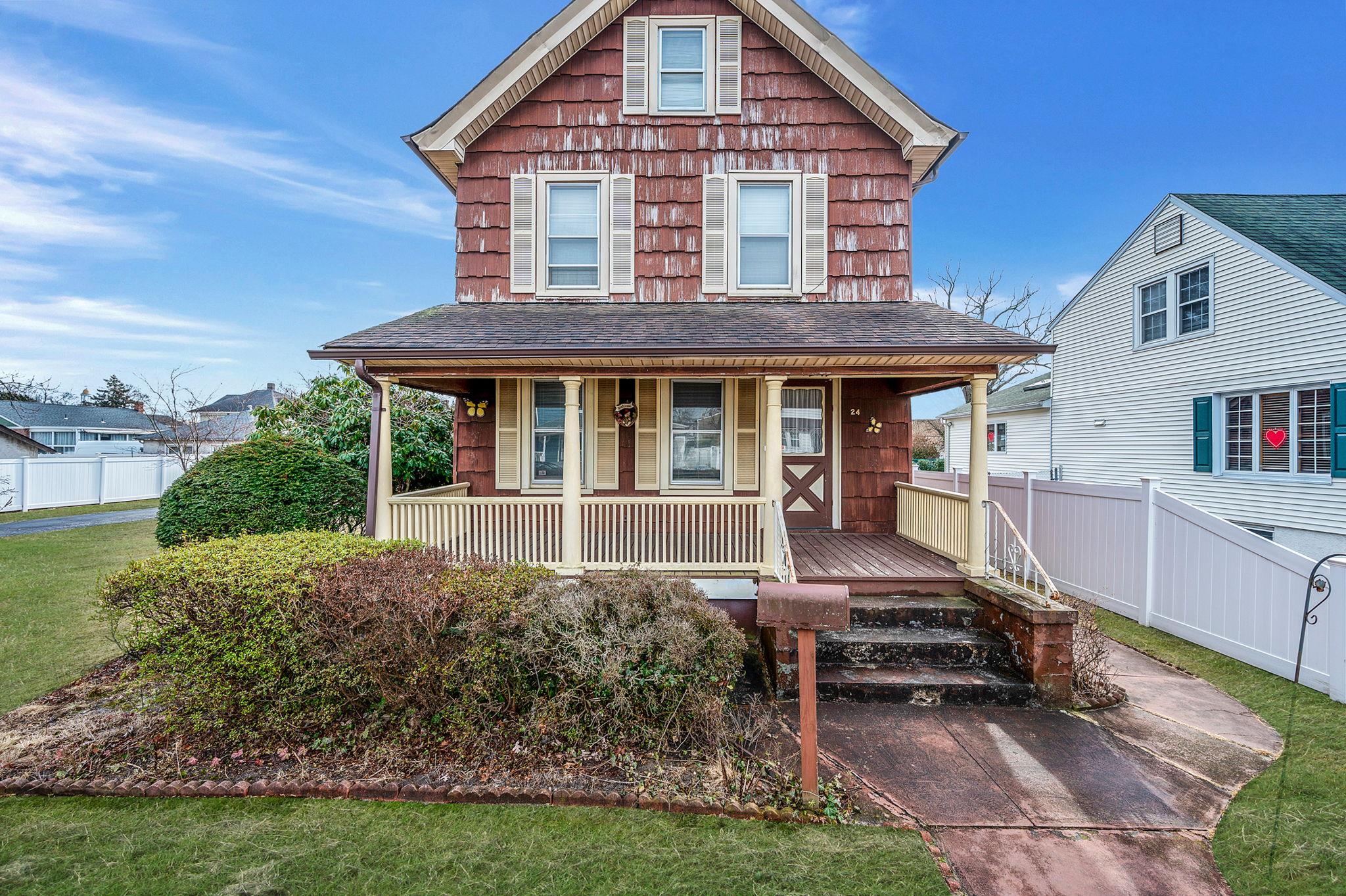 24 McKinley Street, Islip, NY 11751 | MLS #813110