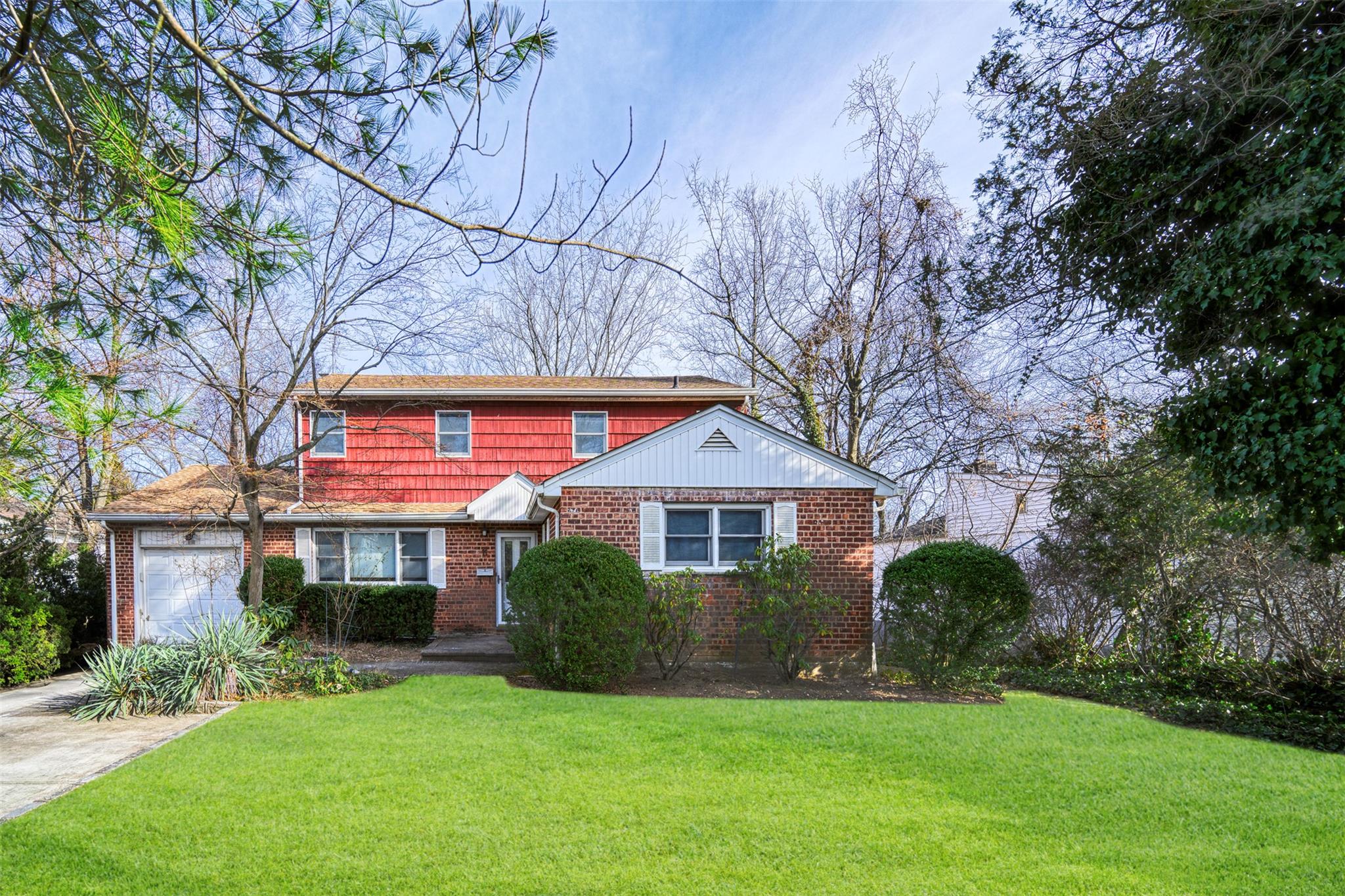 11 Devonshire Lane, Great Neck, NY 11023 | MLS #814317