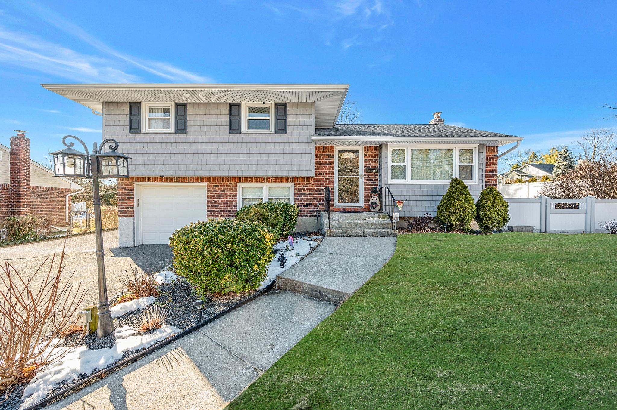 10 Kings Park Road, Commack, NY 11725 | MLS #816877