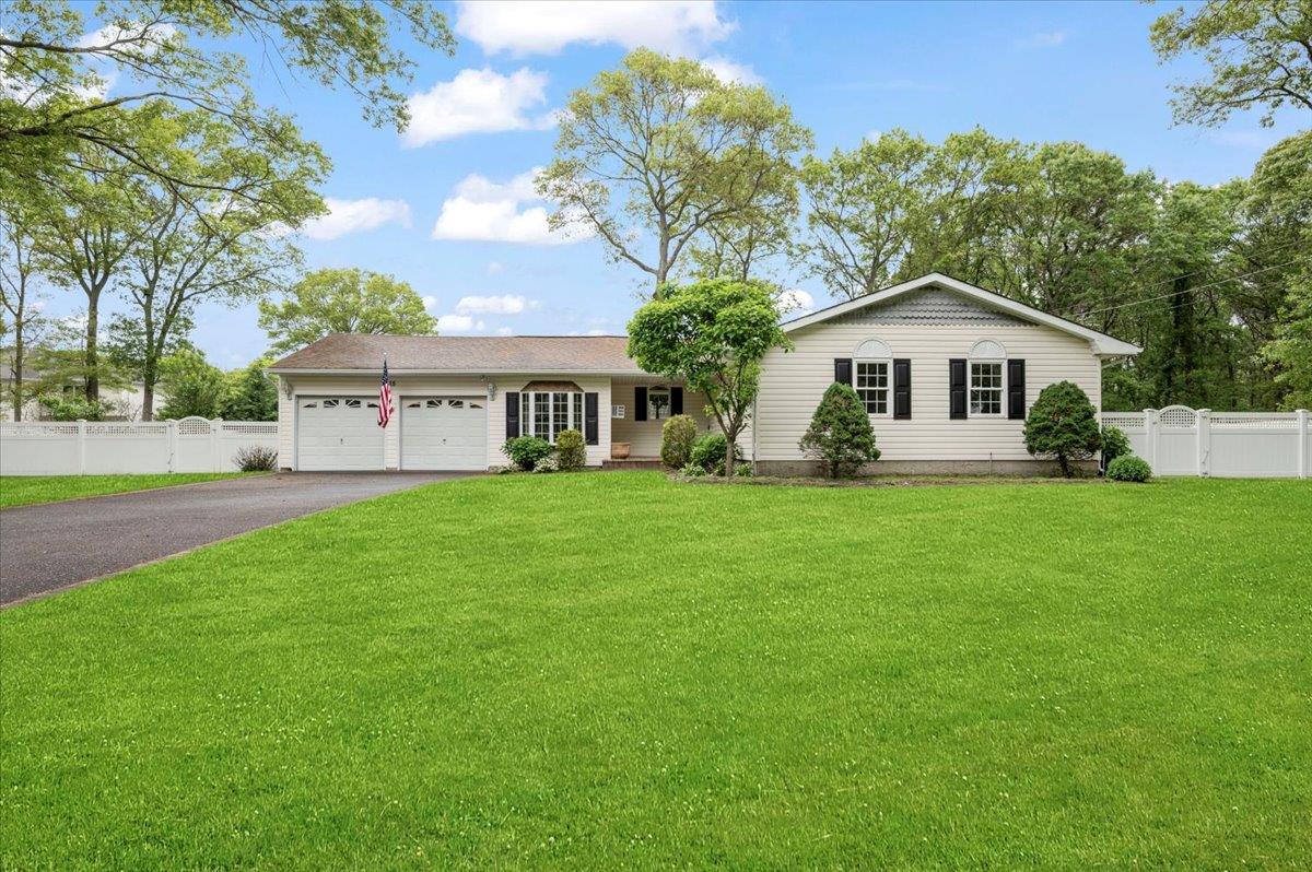 15 Maria Court, Holbrook, NY 11741 | MLS #868450