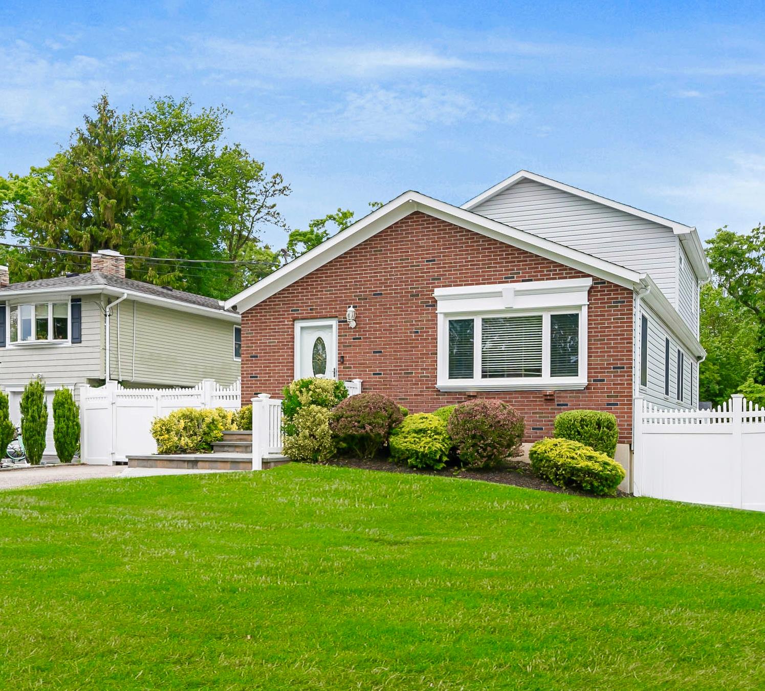 320 Vanderbilt Boulevard, Oakdale, NY 11769 | MLS #873394