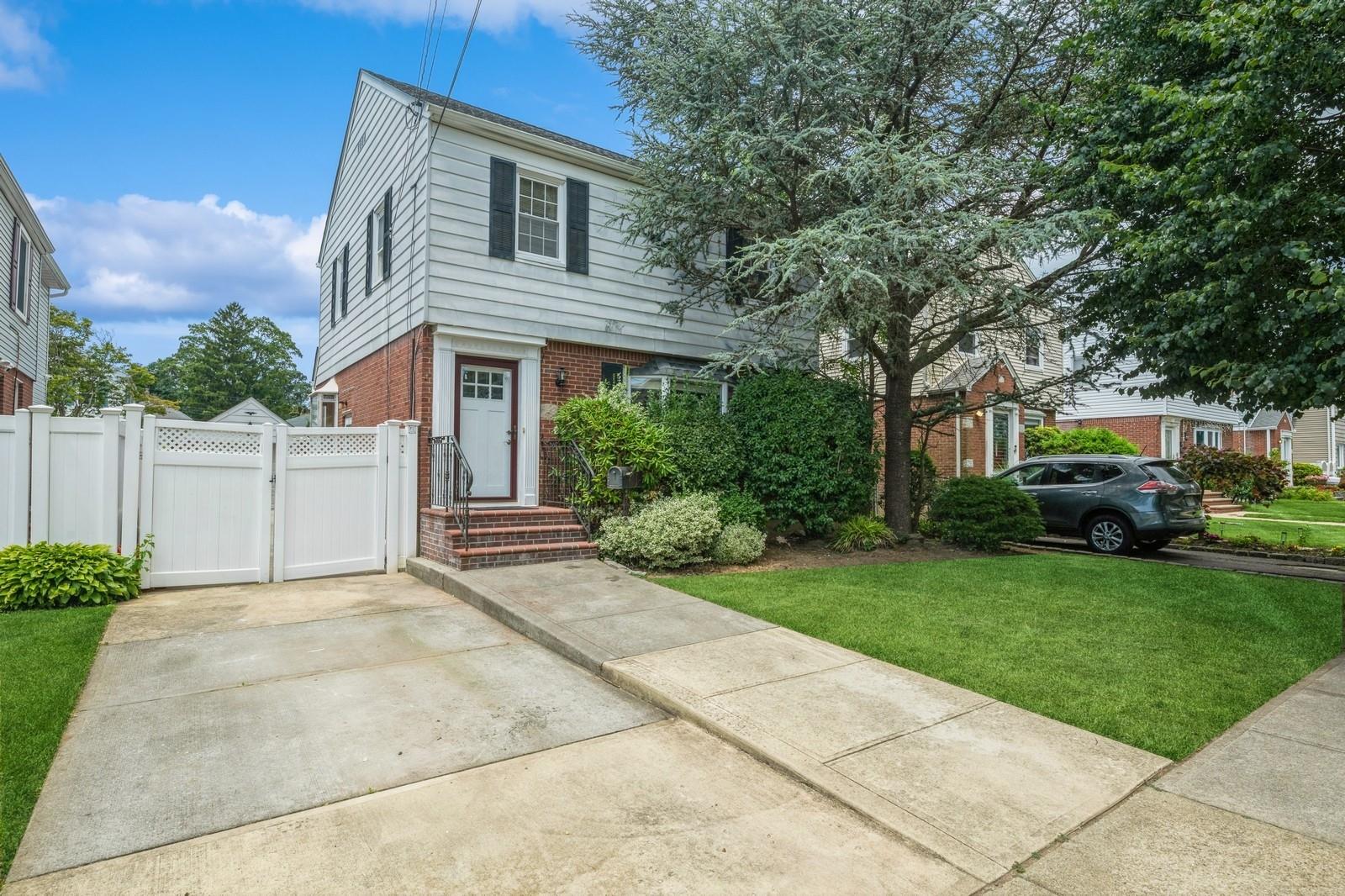 72 Spruce Street, West Hempstead, NY 11552 | MLS #889842