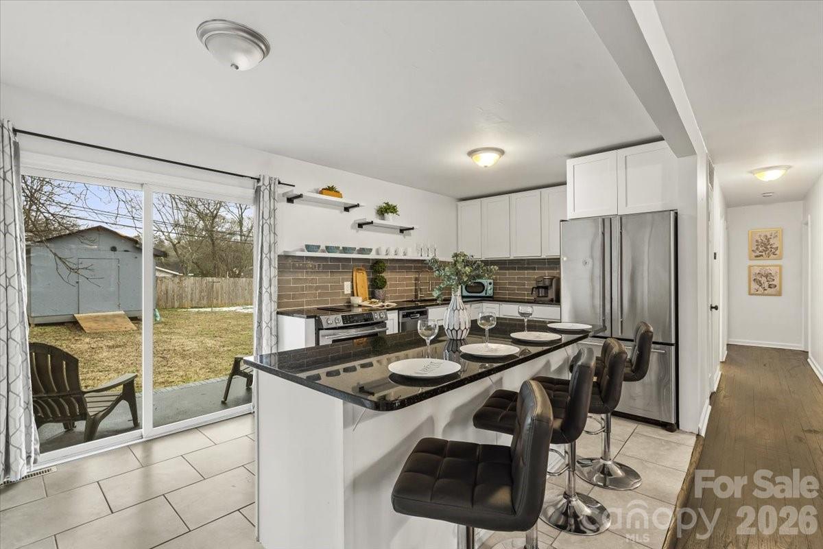 Photo 9 of 4930 Crestmont Drive, Charlotte, NC
