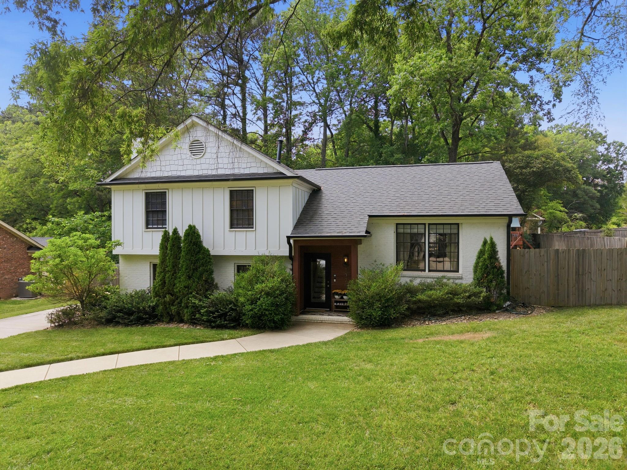 Photo 3 of 1325 Braeburn Road, Charlotte, NC