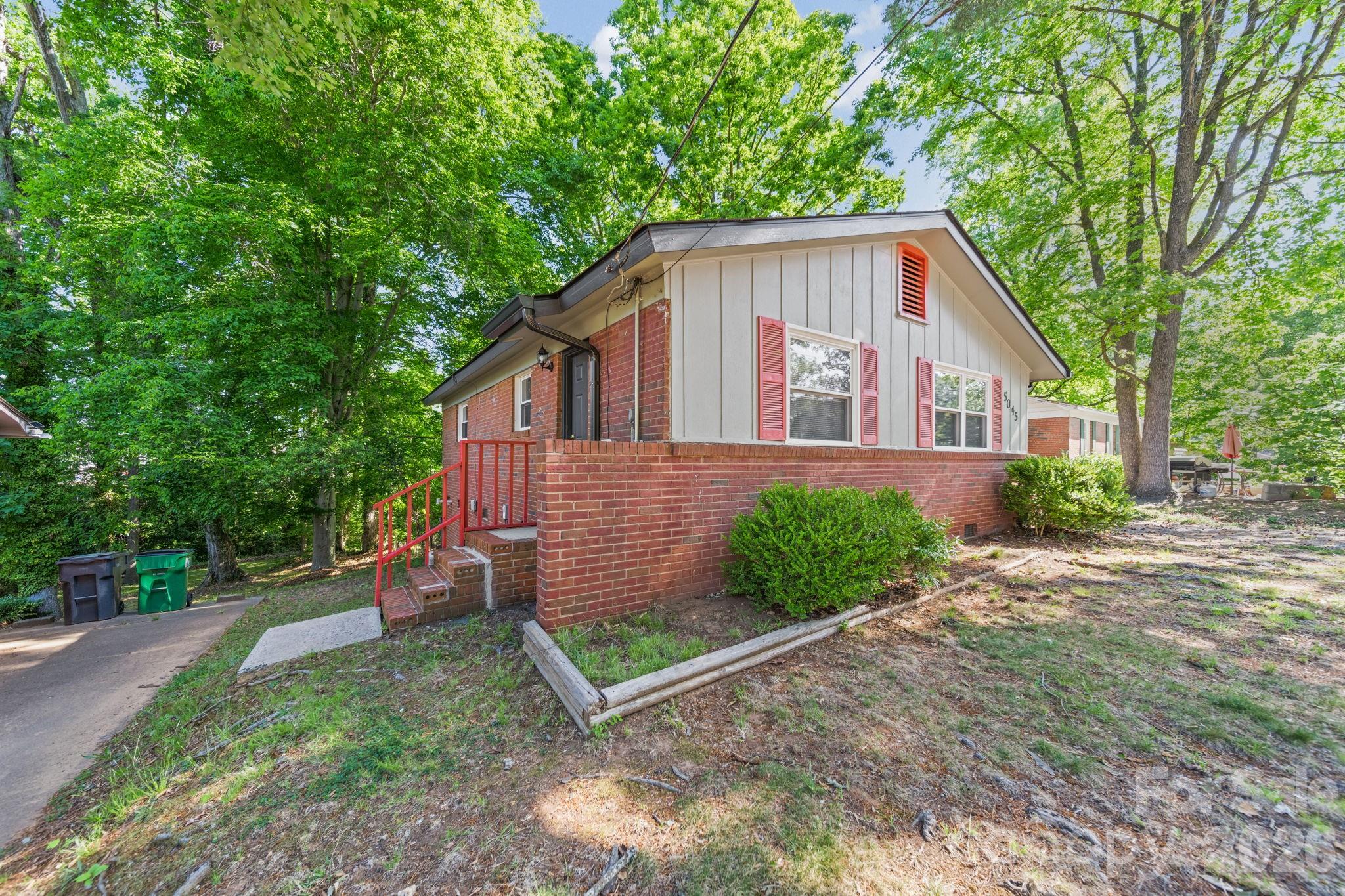 Photo 3 of 5045 Curtiswood Drive, Charlotte, NC