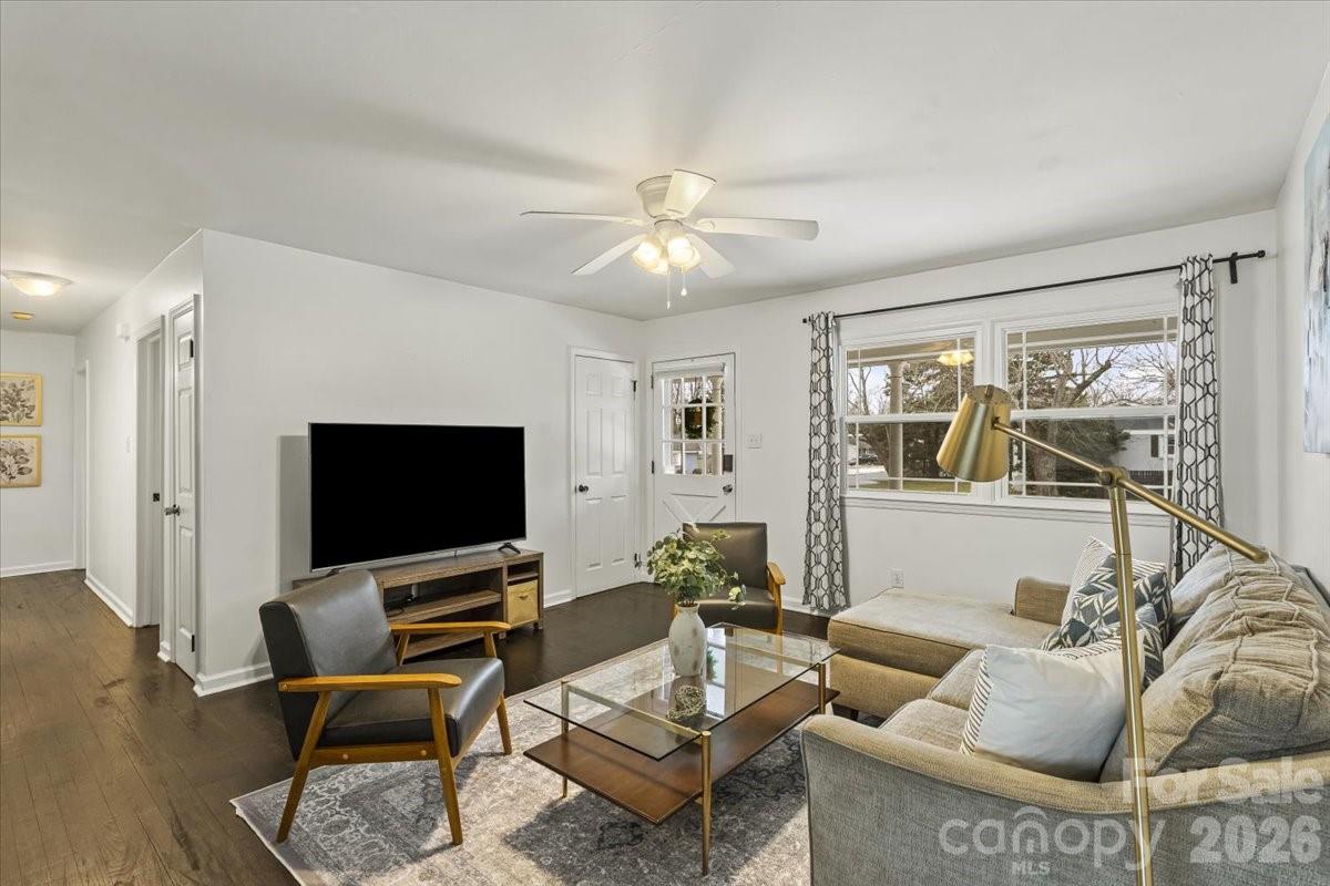 Photo 5 of 4930 Crestmont Drive, Charlotte, NC