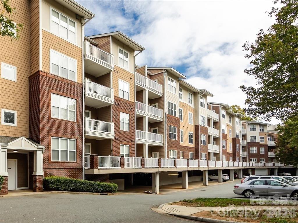 Home for sale at 1000 E Woodlawn Road113, Charlotte, NC — photo 1 of 32