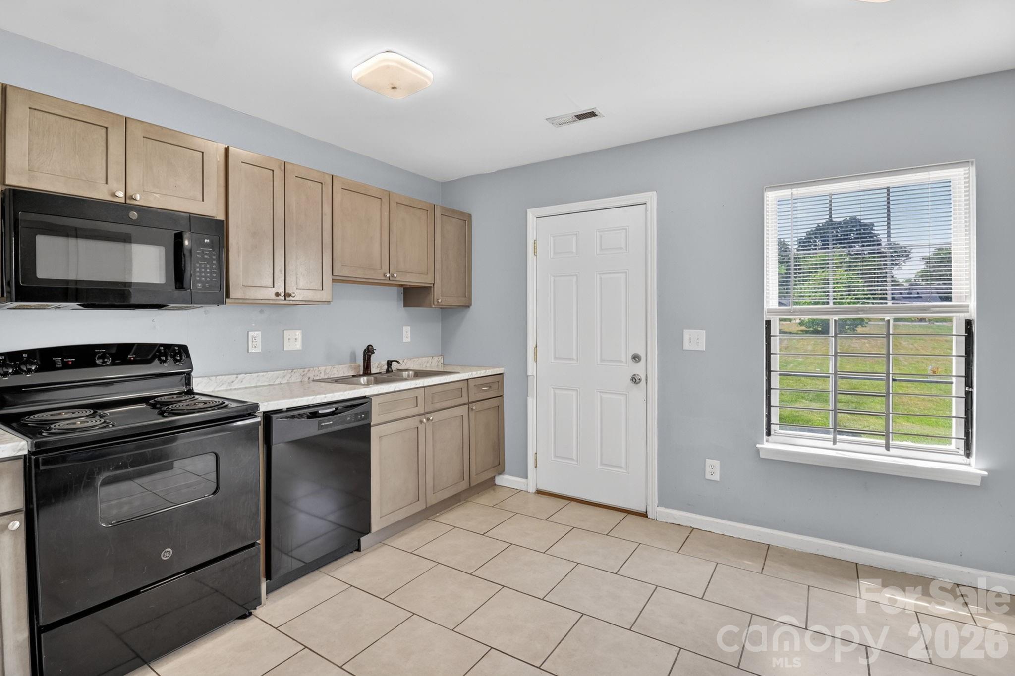 3335 Avalon Avenue, Charlotte, NC - photo 11 of 32