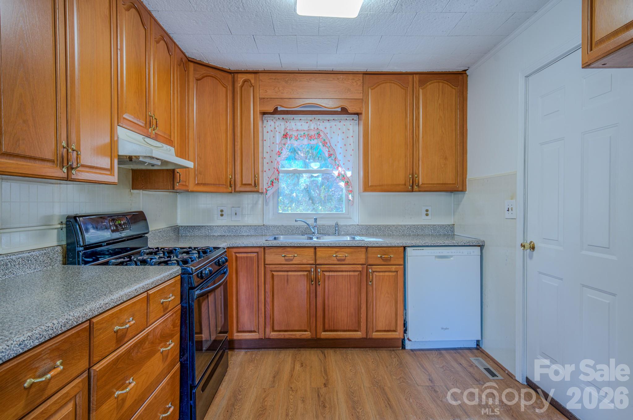 550 Saluda Street, Hendersonville, NC - photo 10 of 30