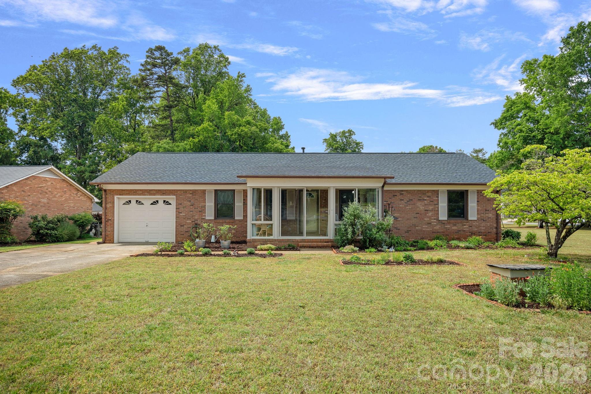Photo 2 of 6131 Kinghurst Drive, Charlotte, NC