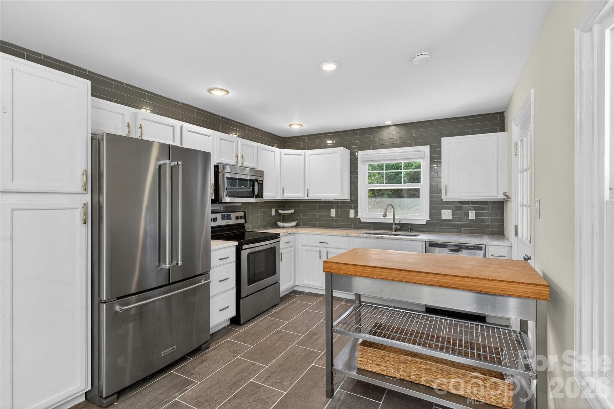 6912 Woodstock Drive, Charlotte, NC - photo 11 of 31