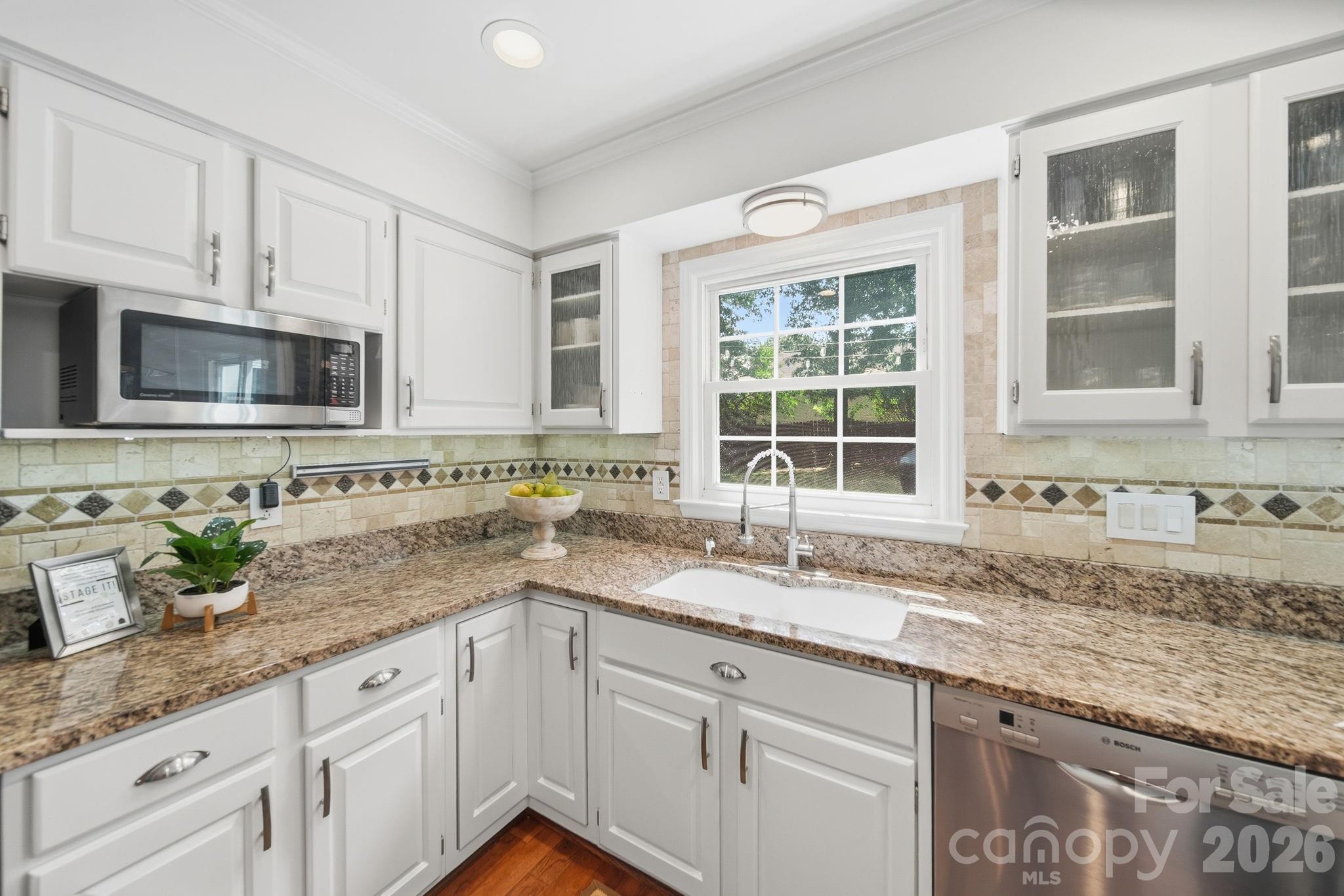 Home for sale at 5600 Carmel Station Avenue, Charlotte, NC — photo 8 of 47