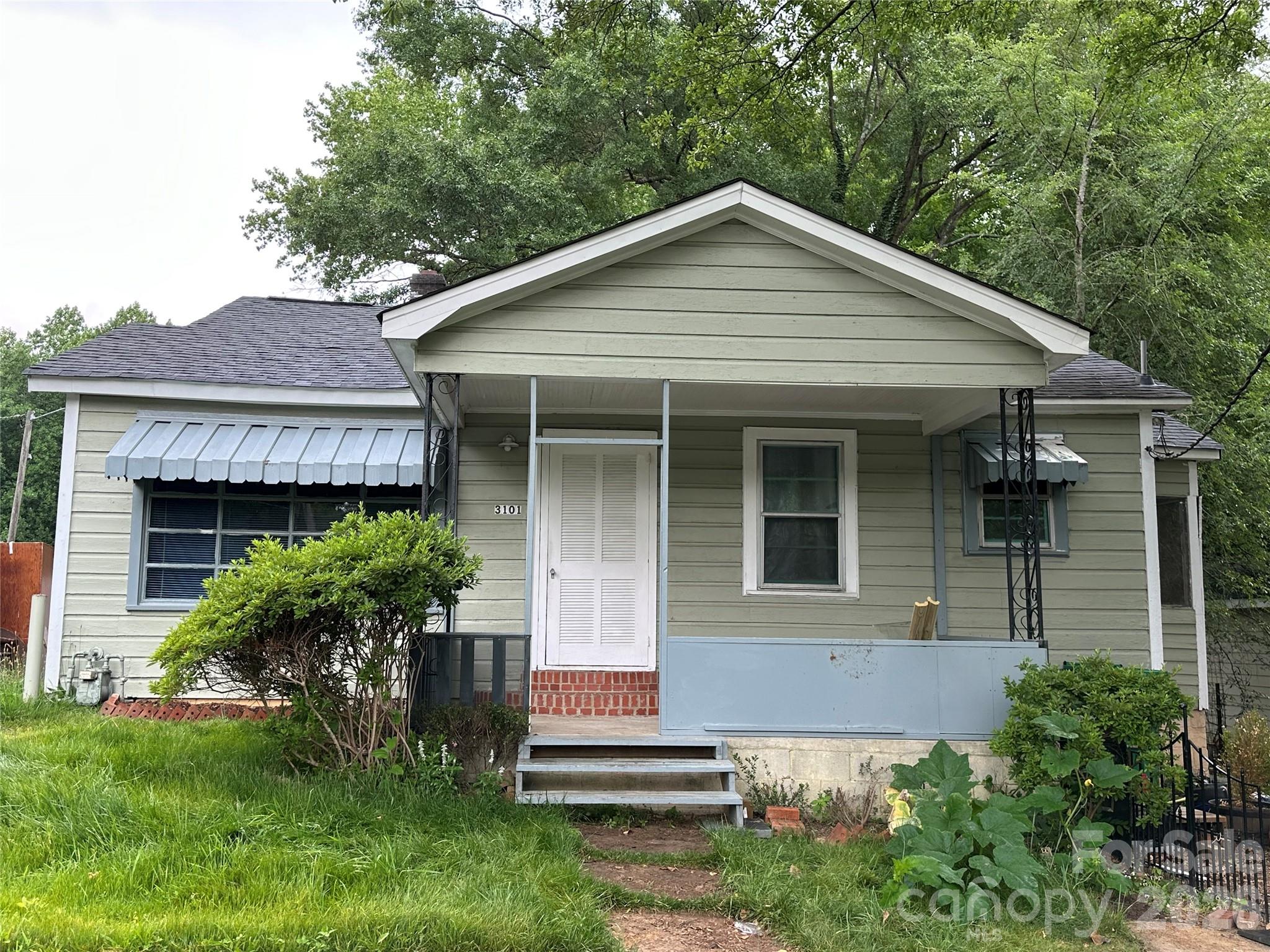 Home for sale at 3101 Ridge Avenue, Charlotte, NC — photo 1 of 2