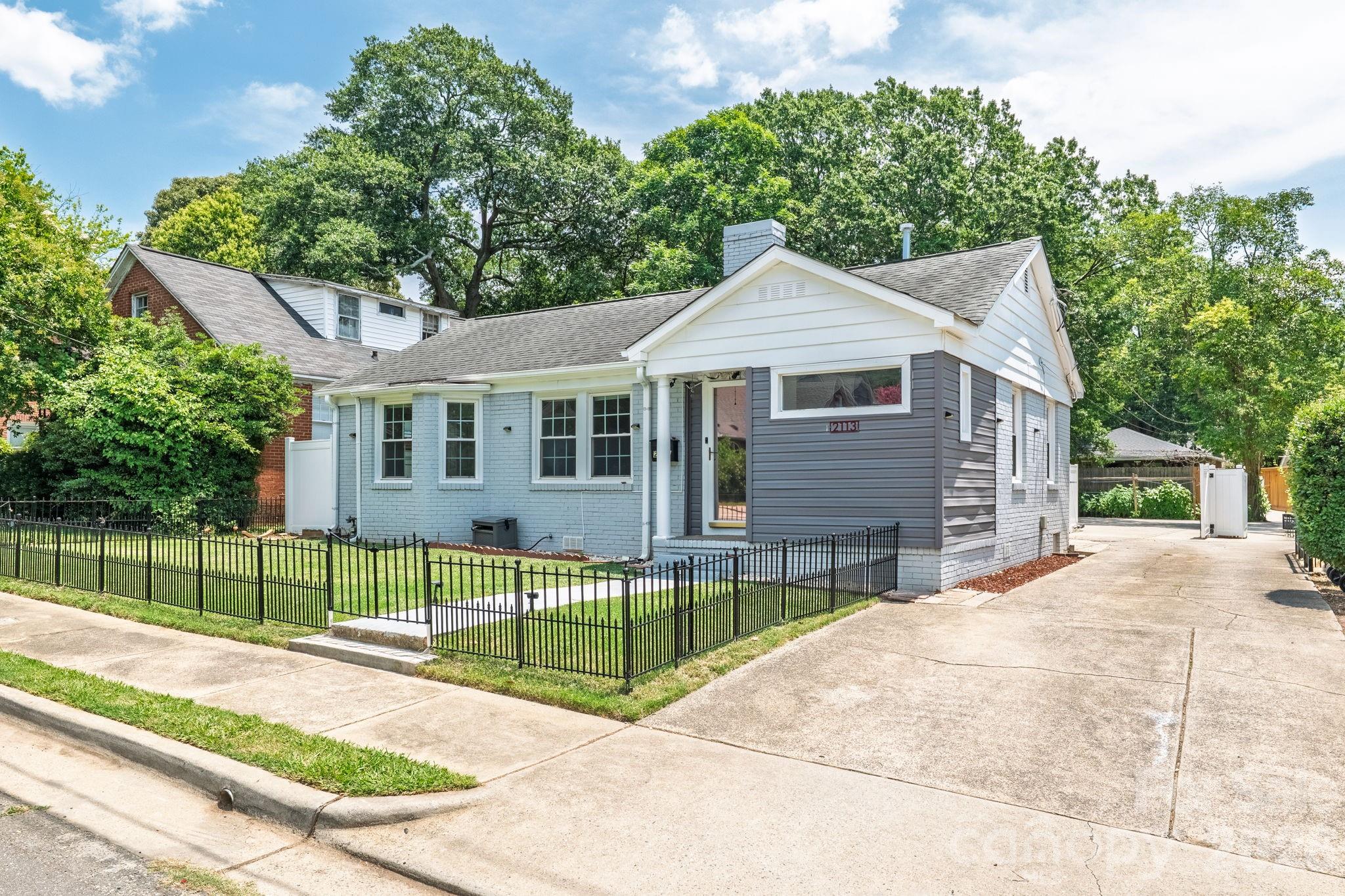 Home for sale at 2113 Scott Avenue, Charlotte, NC — photo 3 of 37