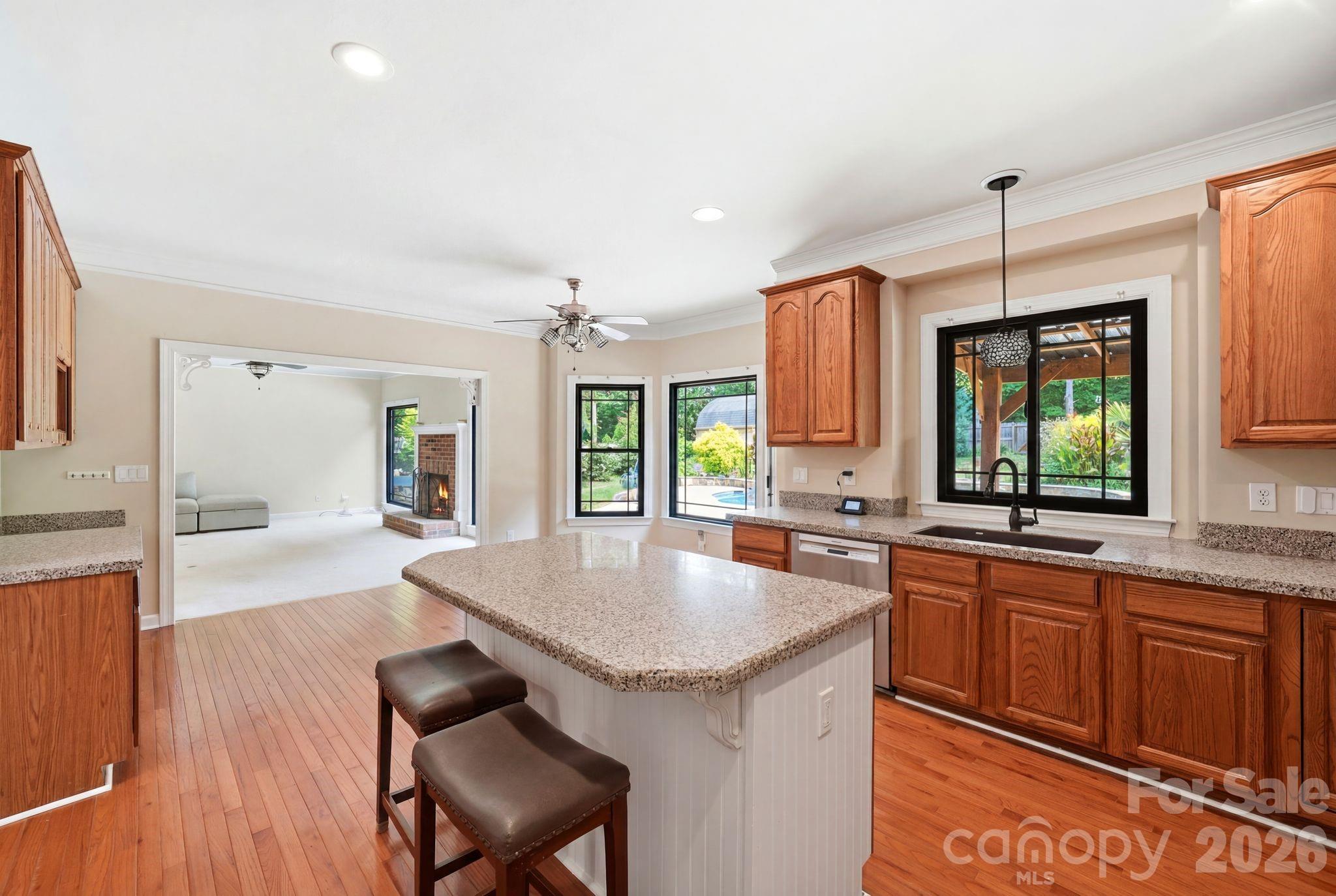 Home for sale at 6821 Hollow Oak Drive, Charlotte, NC — photo 10 of 38