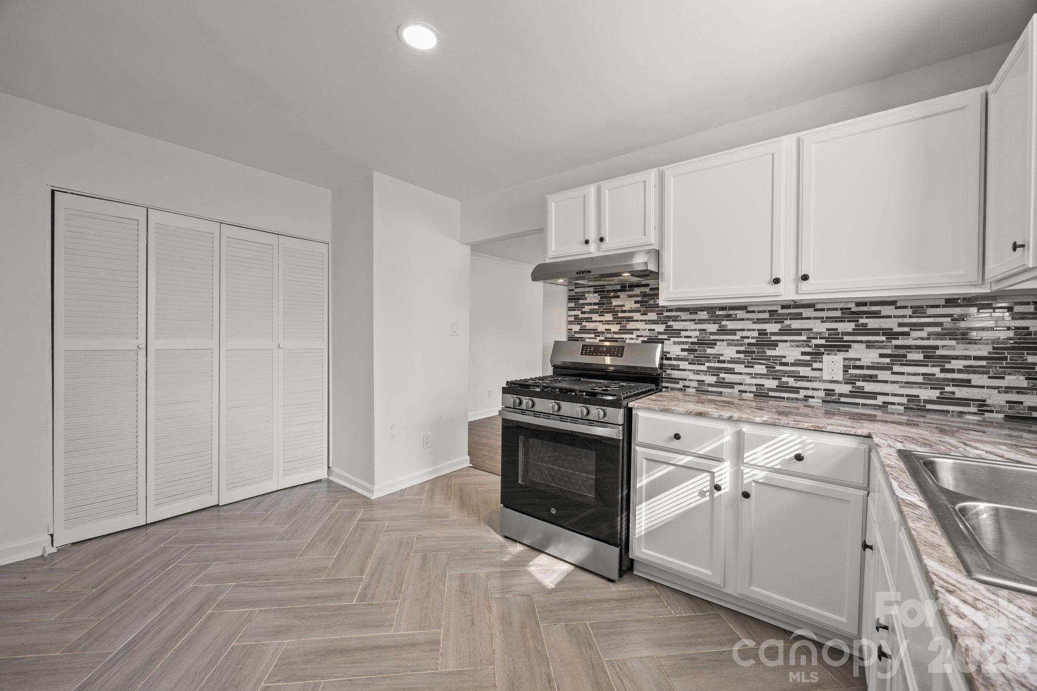 Photo 5 of 2309 Longleaf Drive, Charlotte, NC