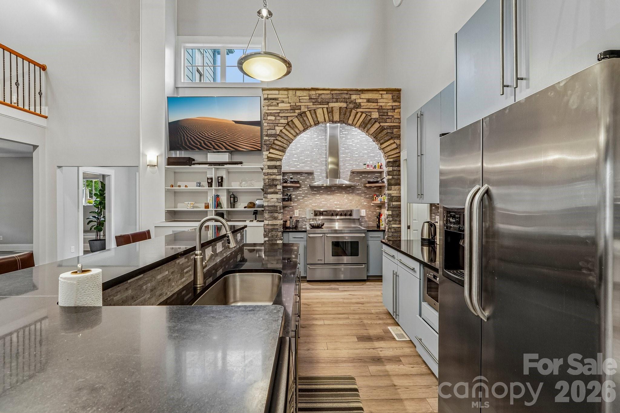 Photo 4 of 611 E 37th Street, Charlotte, NC