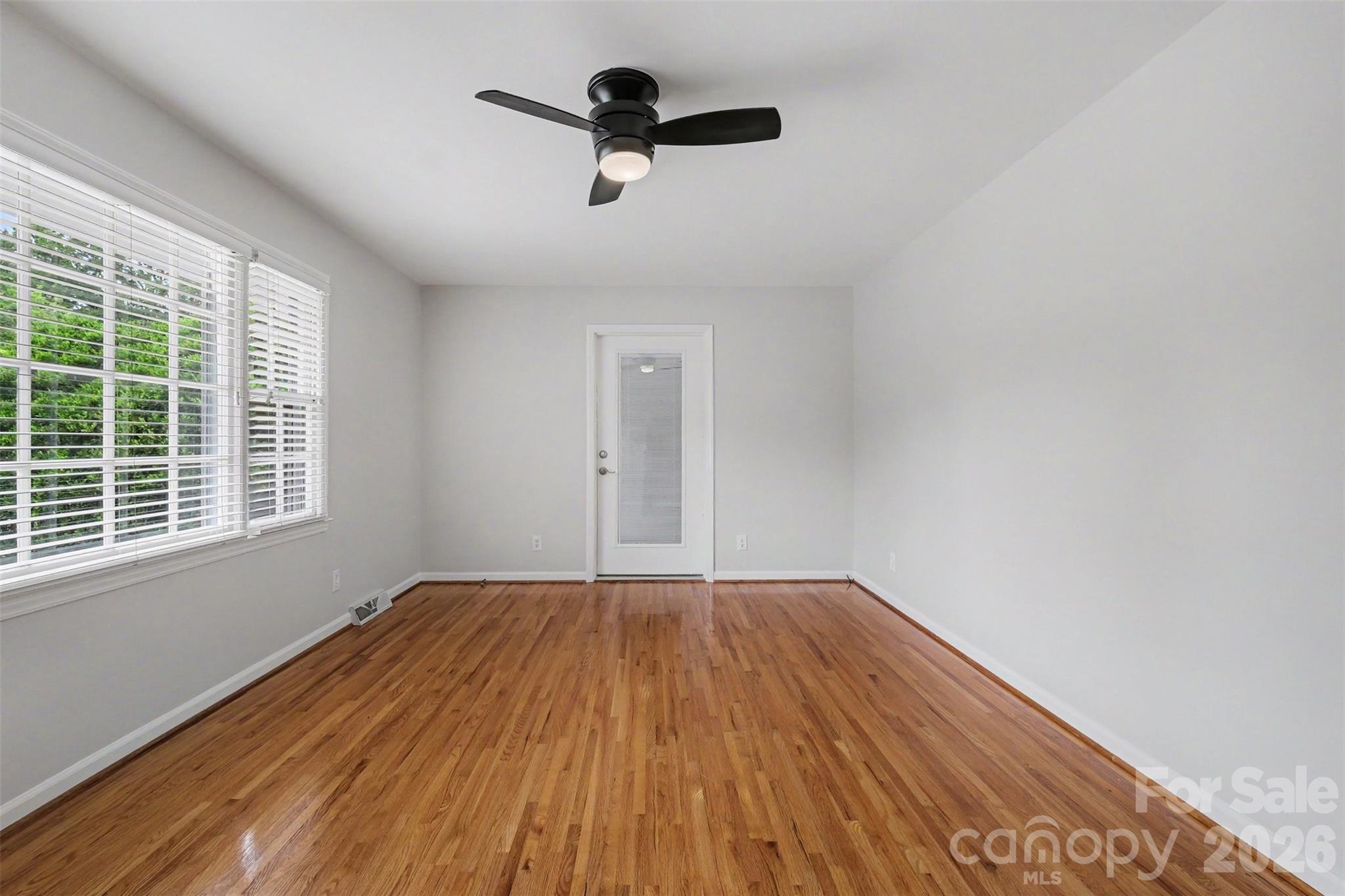 Home for sale at 1030 Mclaughlin Drive, Charlotte, NC — photo 5 of 33
