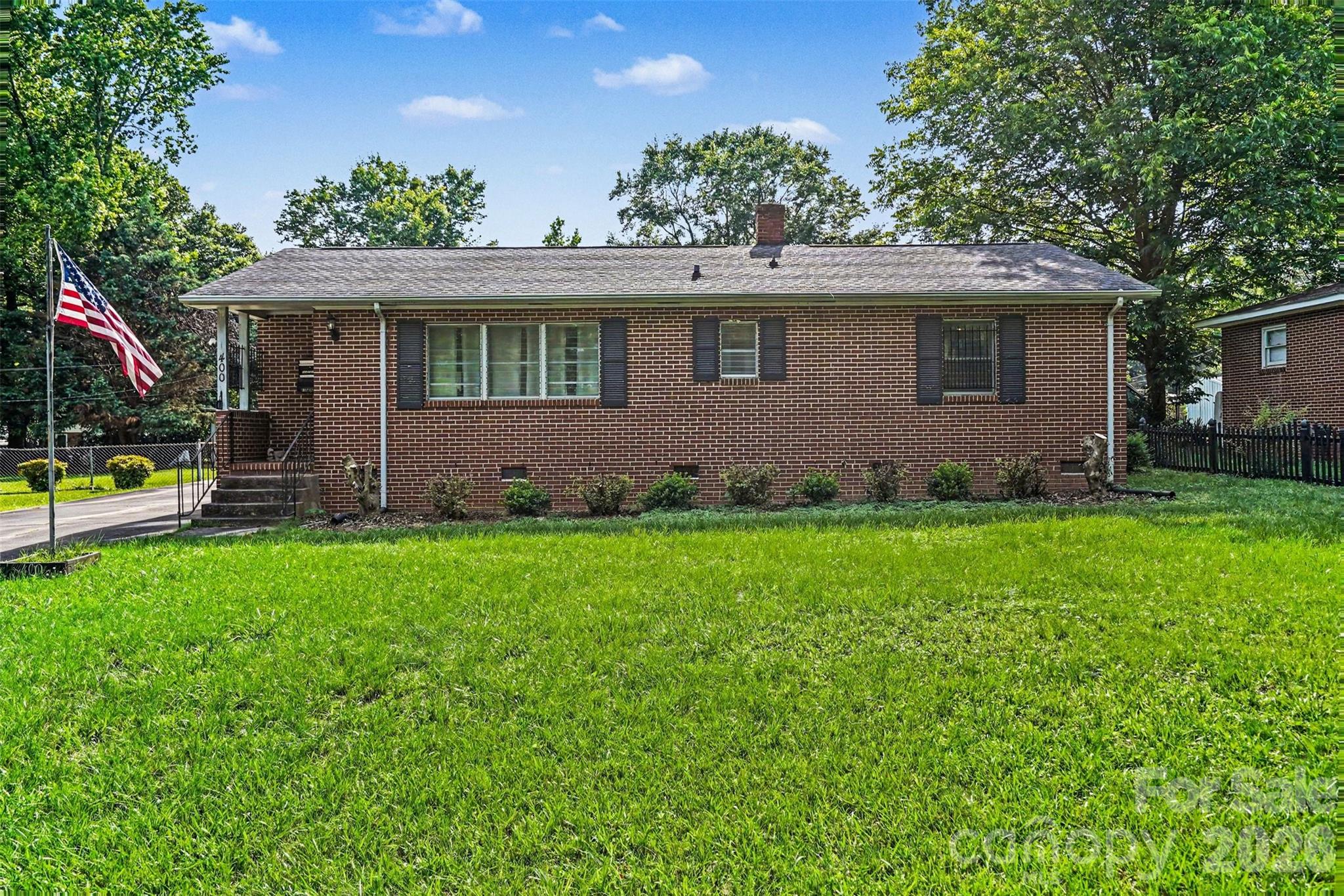 Home for sale at 400 Briarwood Drive, Charlotte, NC — photo 1 of 31