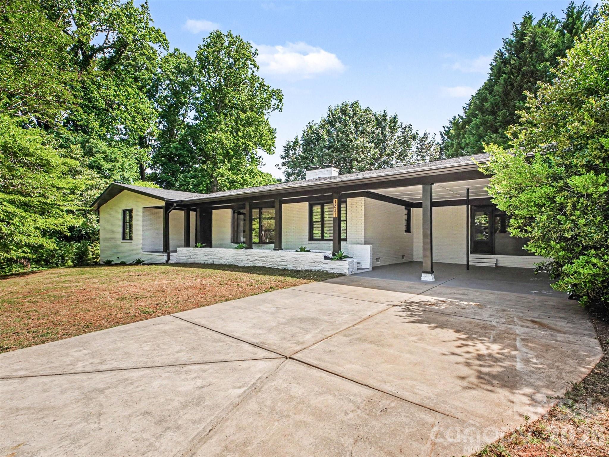 Photo 2 of 1831 Elizabeth Oaks Avenue, Charlotte, NC