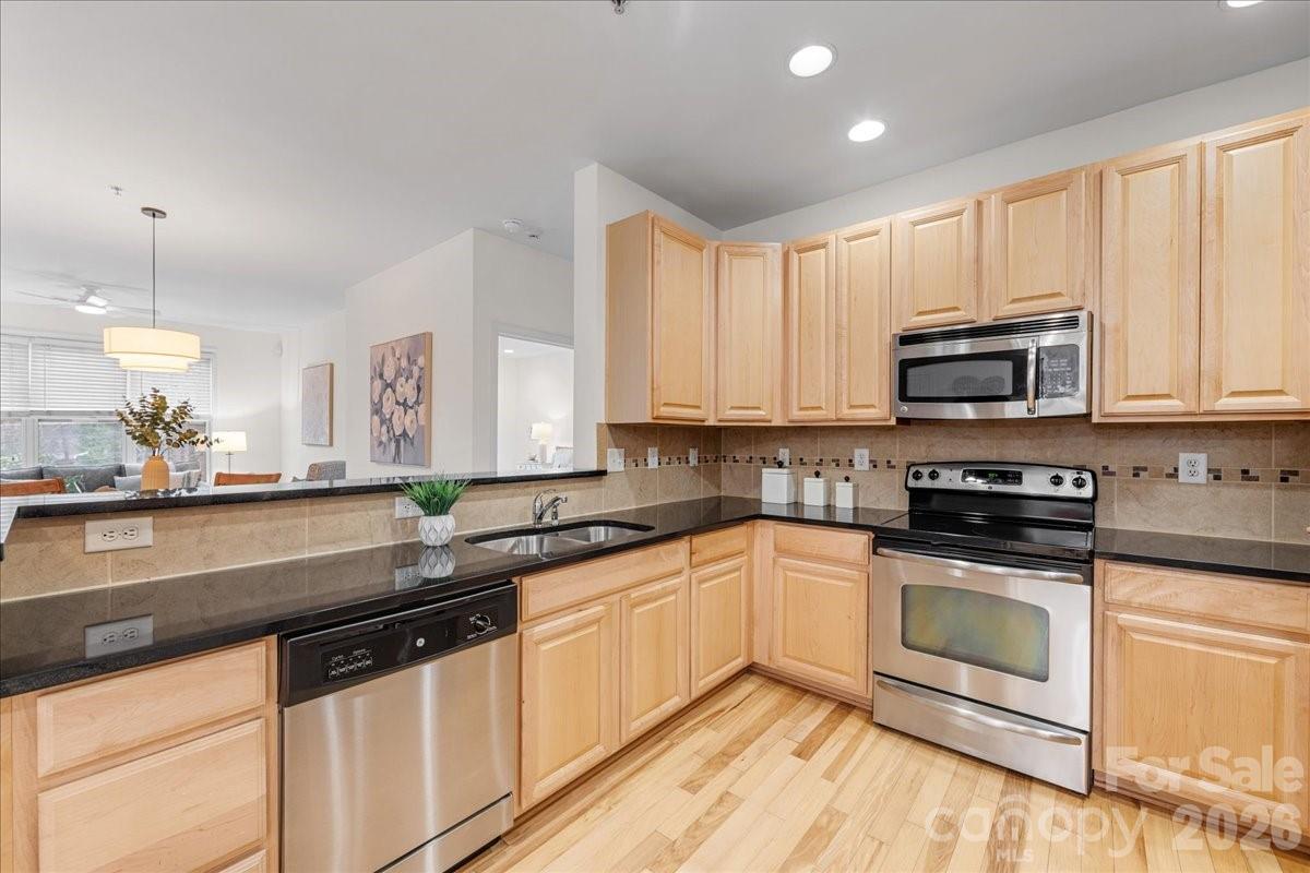 Photo 3 of 1000 E Woodlawn Road118, Charlotte, NC