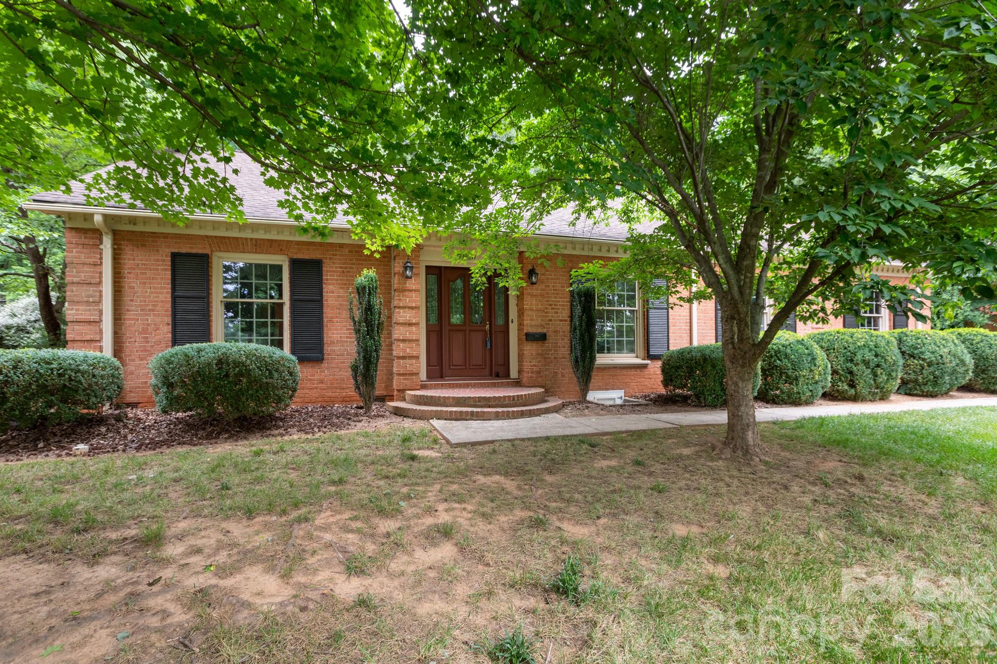 Home for sale at 5511 Robinhood Road, Charlotte, NC — photo 1 of 48