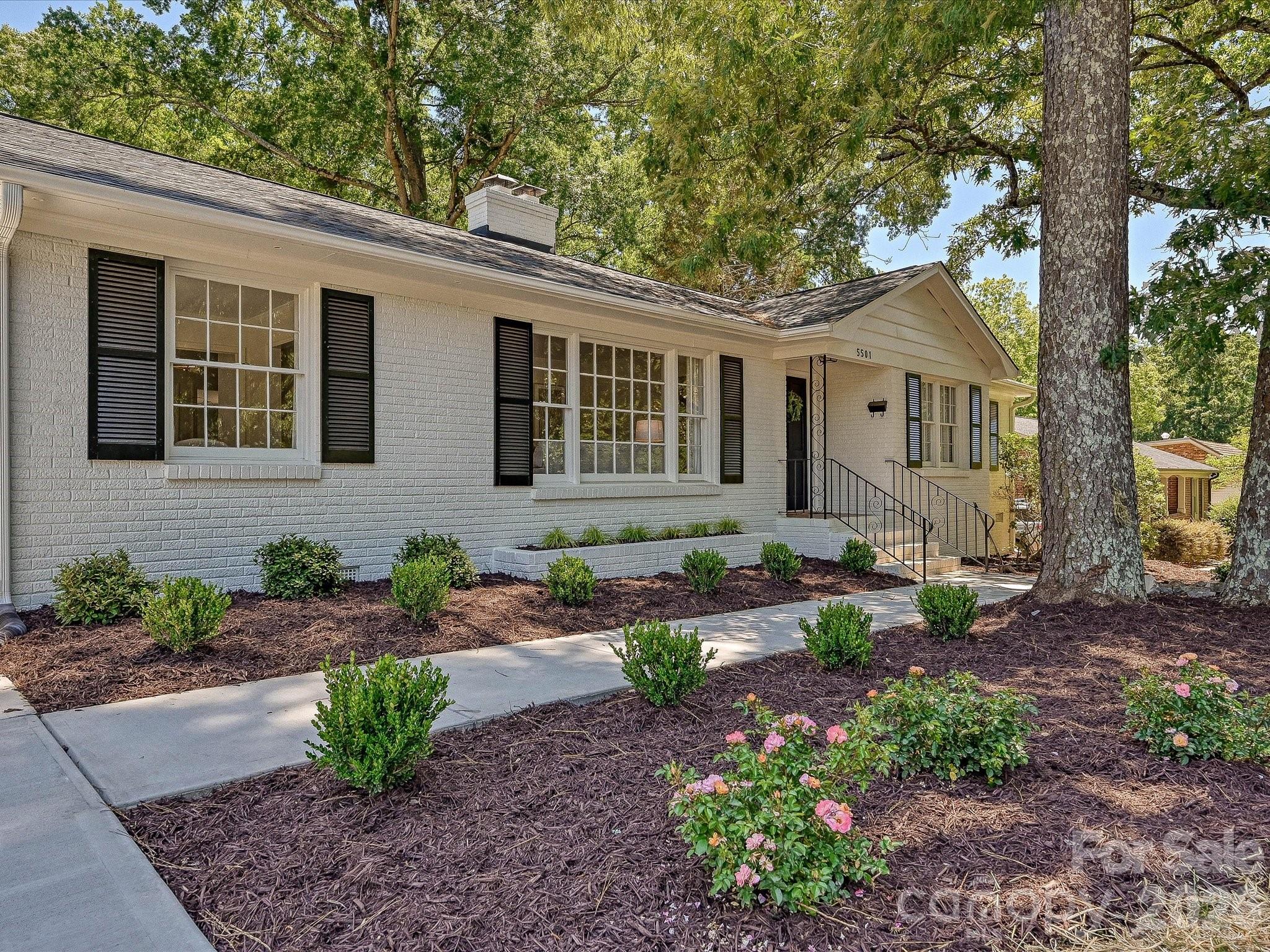 Photo 3 of 5501 Farmbrook Drive, Charlotte, NC