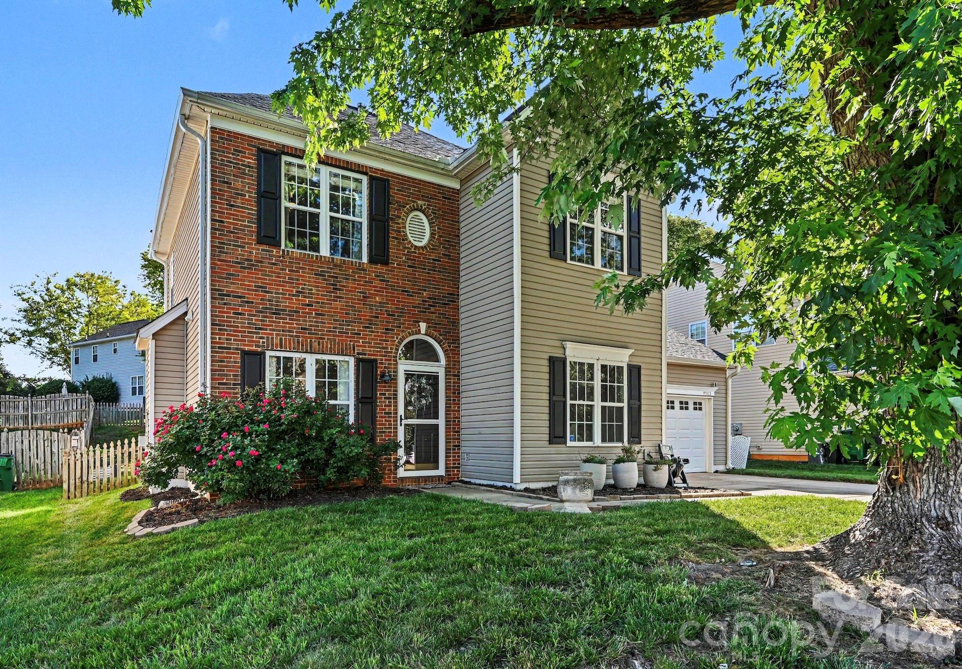 Home for sale at 9902 Highlands Crossing Drive, Charlotte, NC — photo 1 of 19