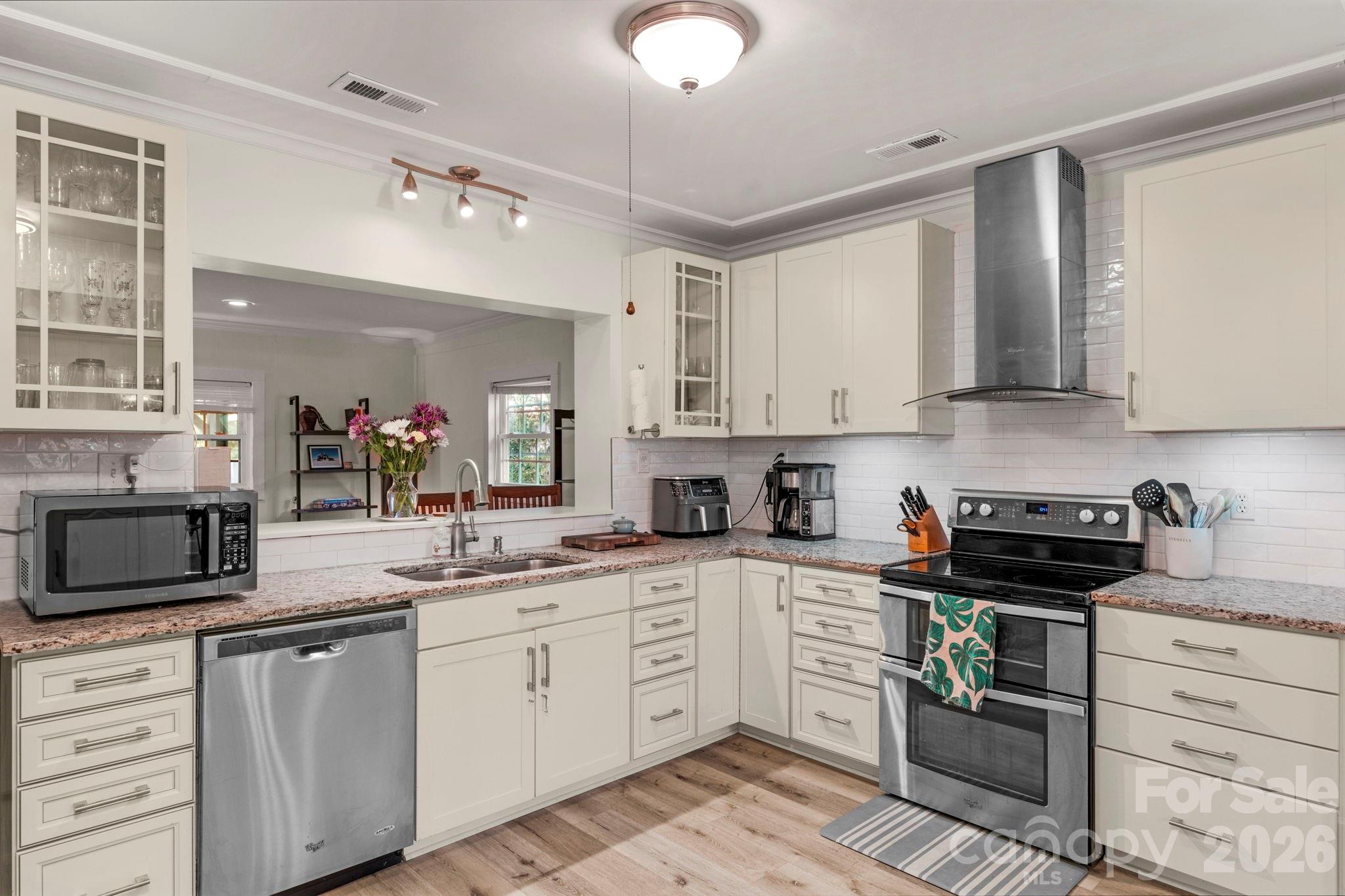 6038 Netherwood Drive, Charlotte, NC - photo 6 of 42