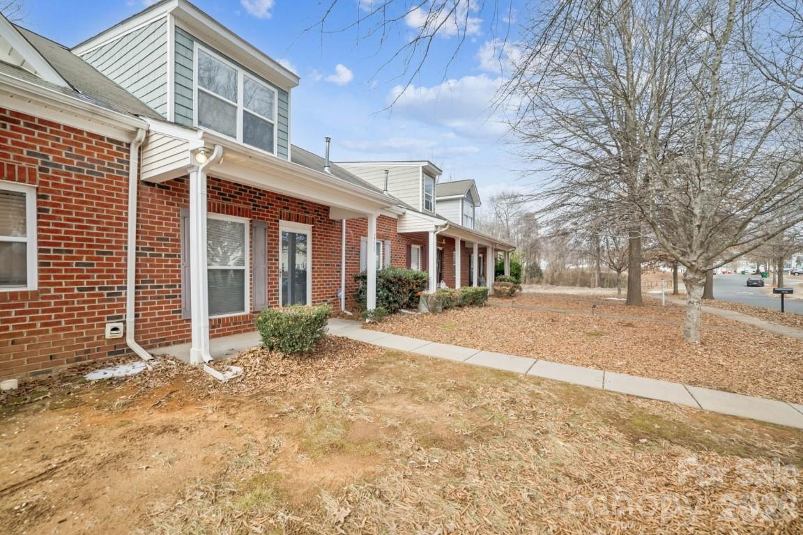Photo 2 of 2731 Meadow Knoll Drive, Charlotte, NC