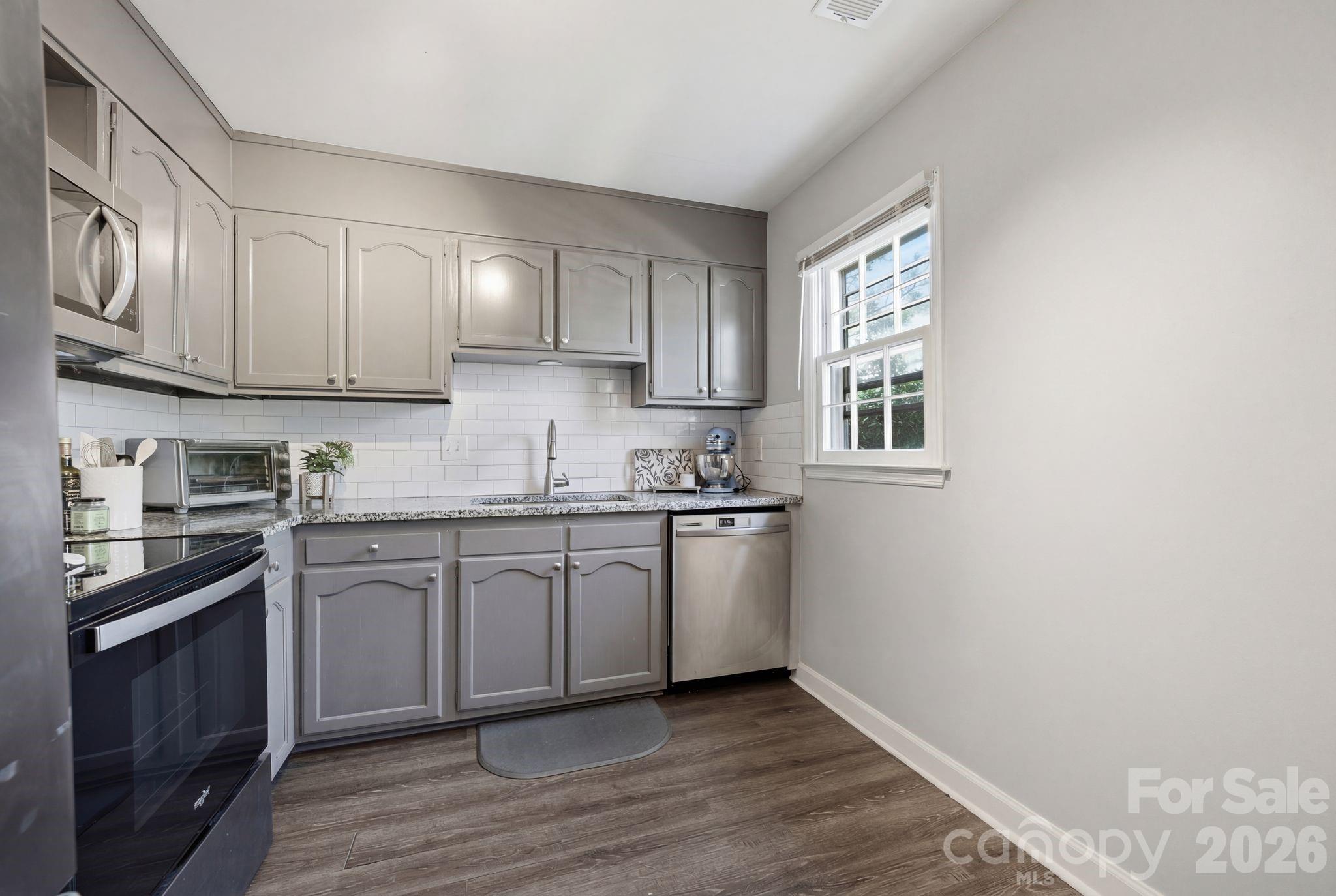 Photo 4 of 8033 Regent Park Lane, Charlotte, NC