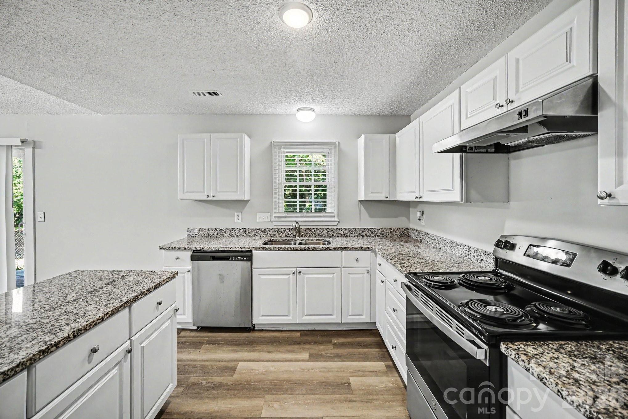 Photo 13 of 1530 Teddington Drive, Charlotte, NC