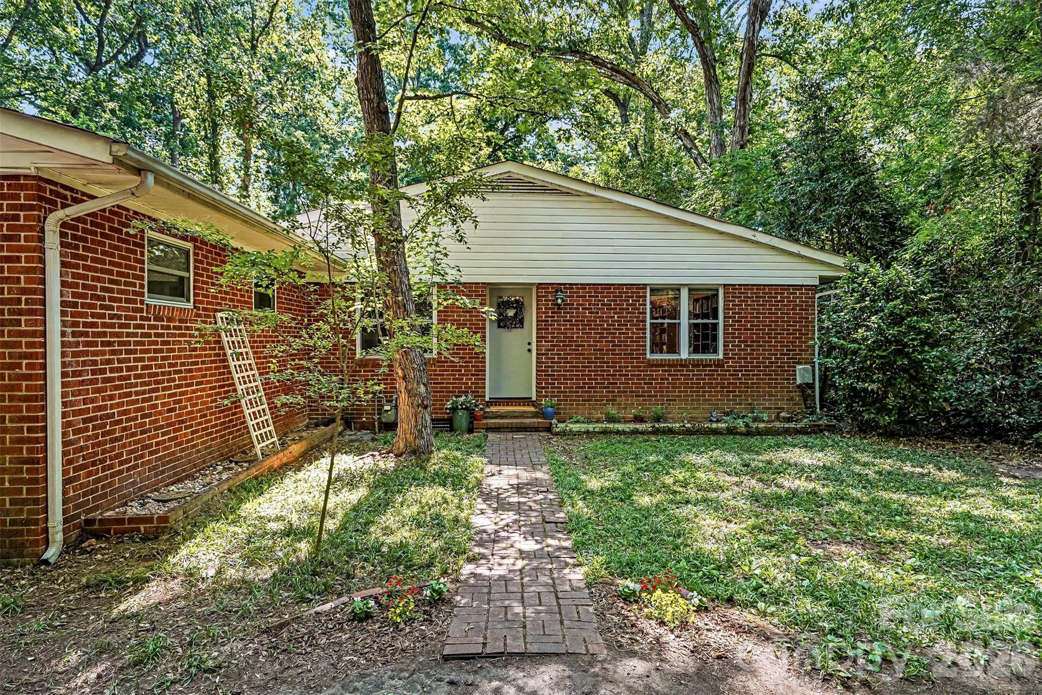 812 Saint Michaels Lane, Gastonia, NC - photo 1 of 36