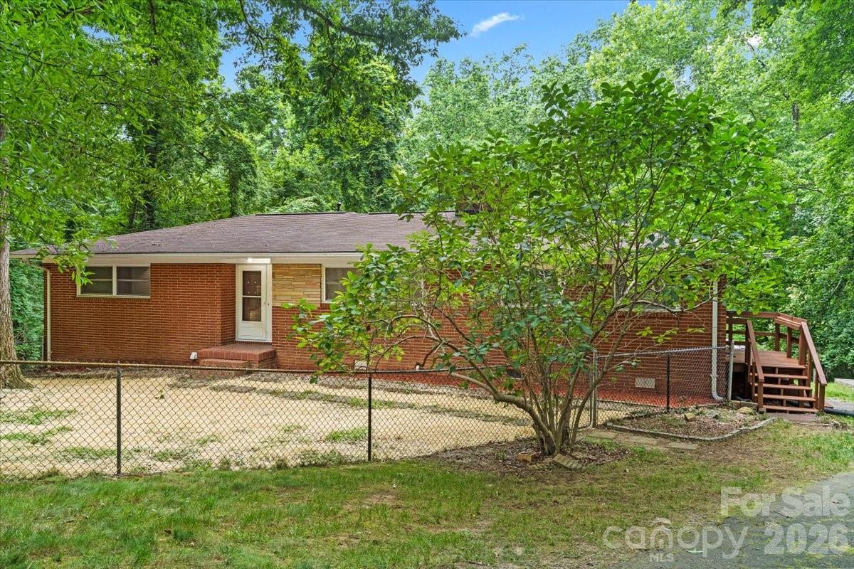 Photo 3 of 7328 Everett Drive, Charlotte, NC