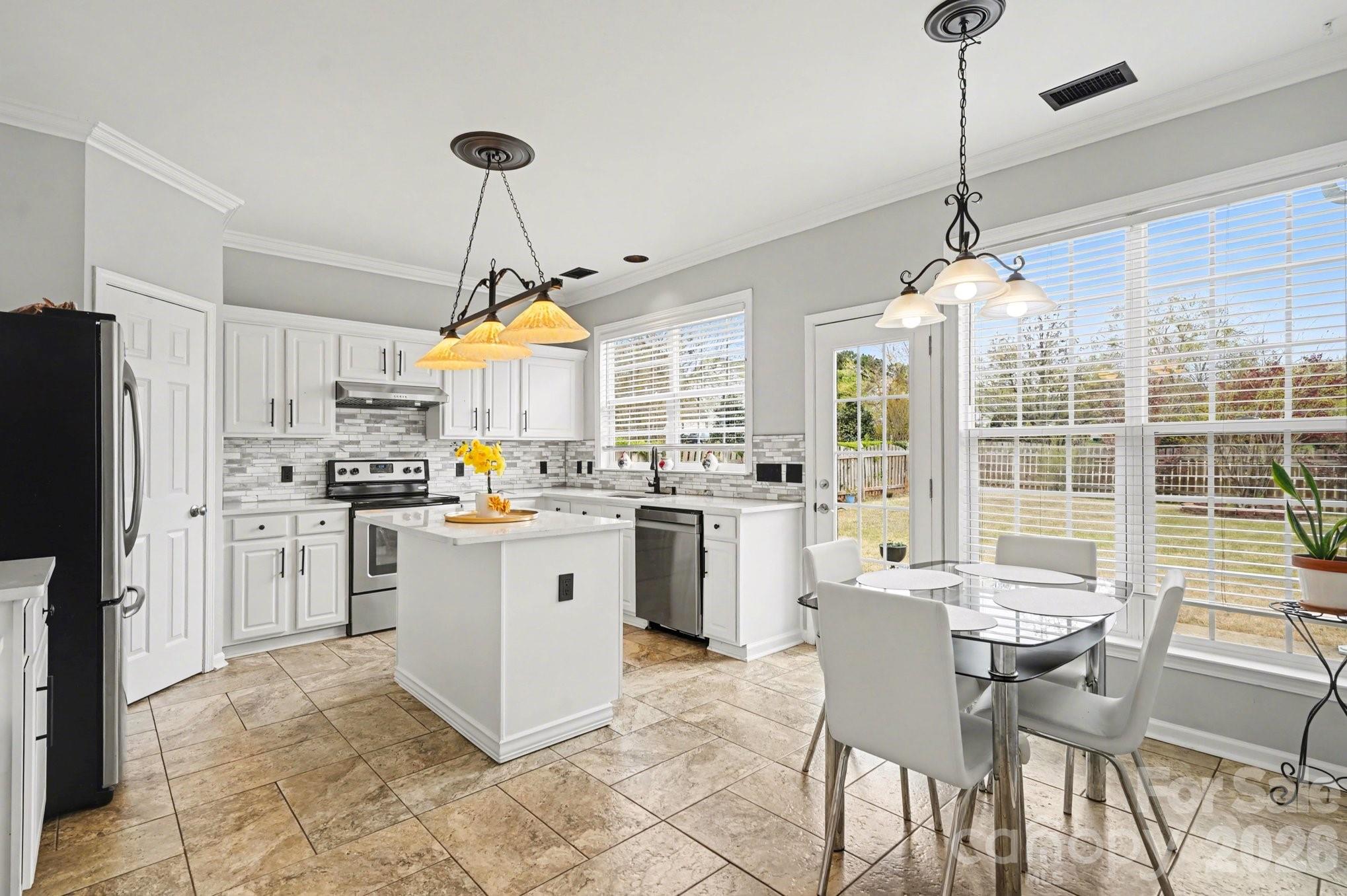 8727 Fieldcroft Drive, Charlotte, NC - photo 6 of 32