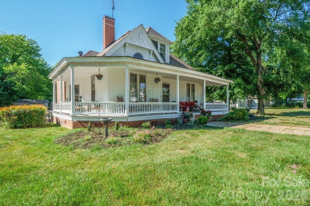 427 Davie Avenue, Statesville, NC - photo 2 of 20