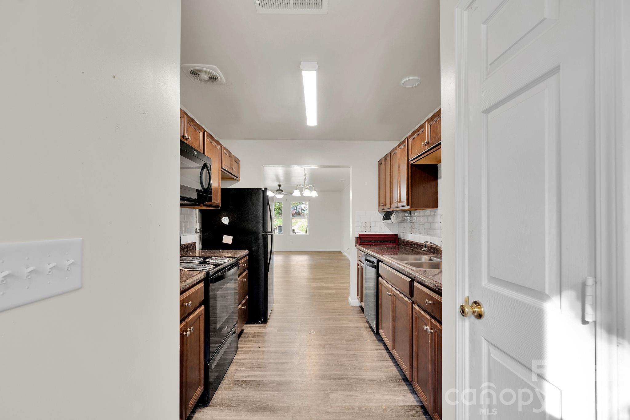 372 E Mills Avenue, Mooresville, NC - photo 15 of 29