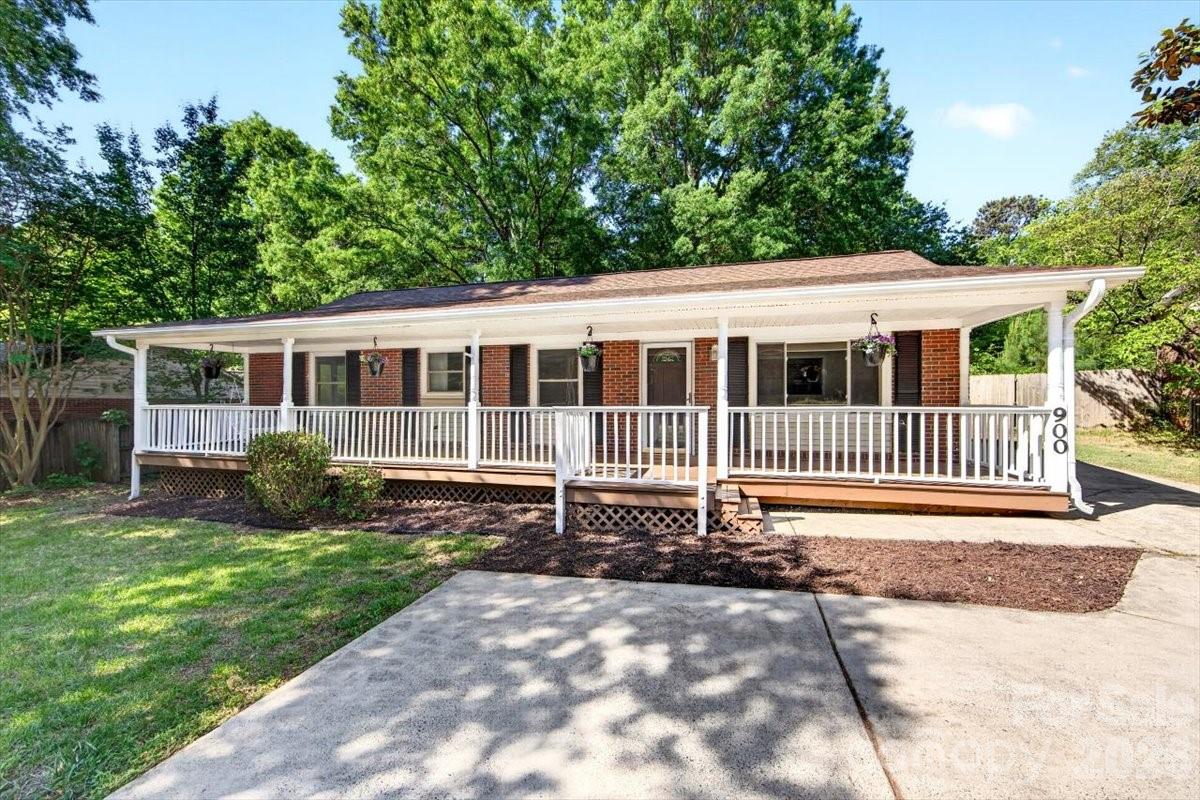 Exterior of 900 E John Street, Matthews, NC