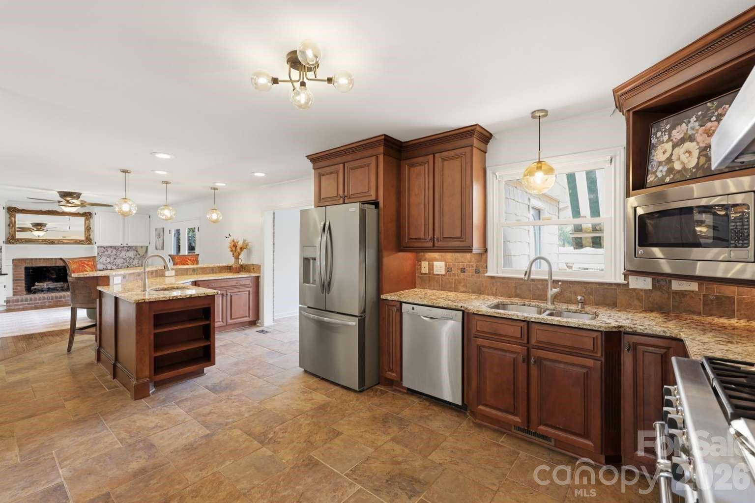 3811 Pinecrest Drive NE, Hickory, NC - photo 6 of 36