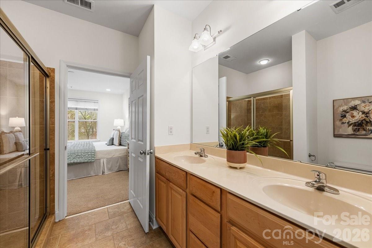Photo 19 of 1000 E Woodlawn Road118, Charlotte, NC